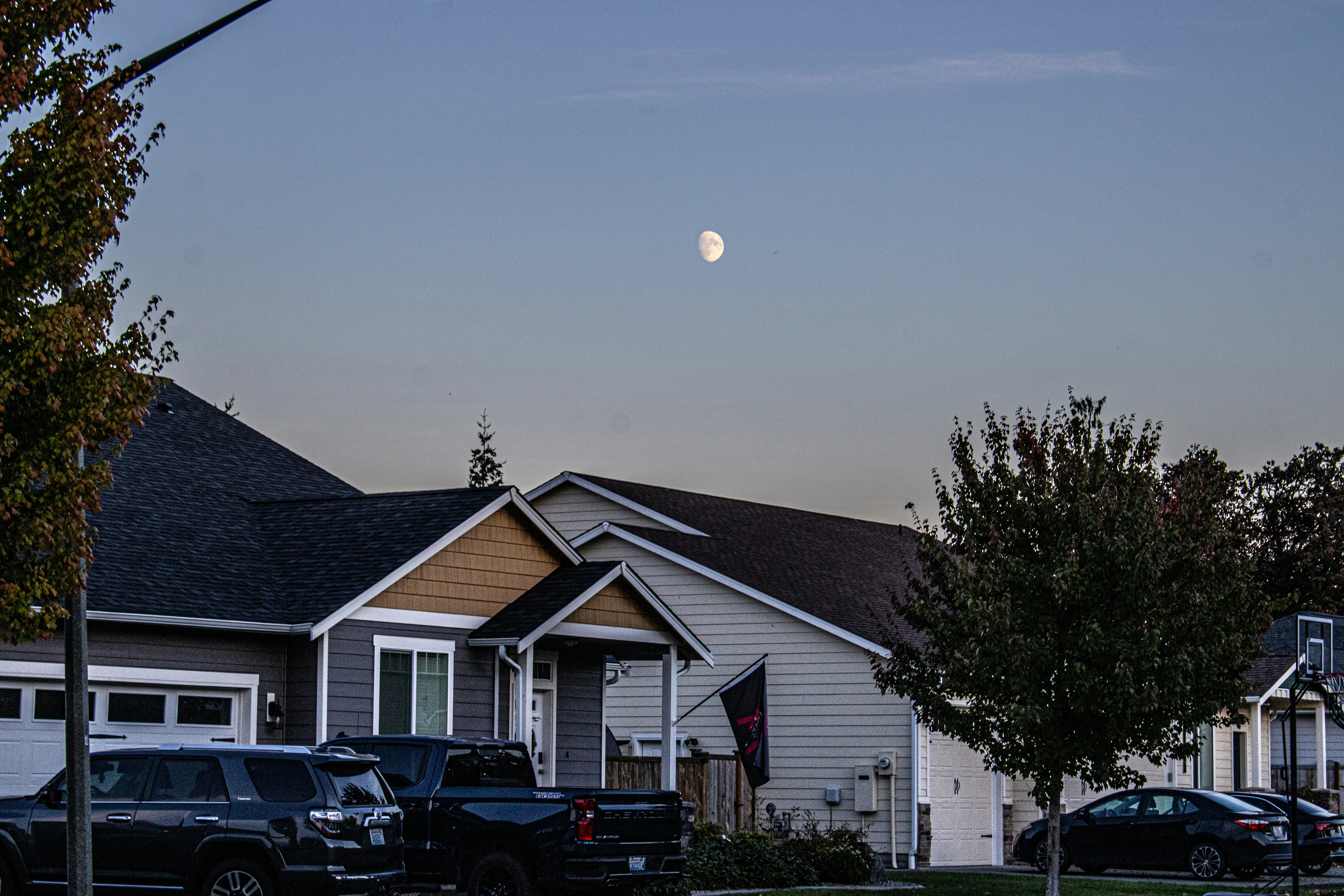 A full moon is seen in the sky over a row of houses photo – Free Yelm ...