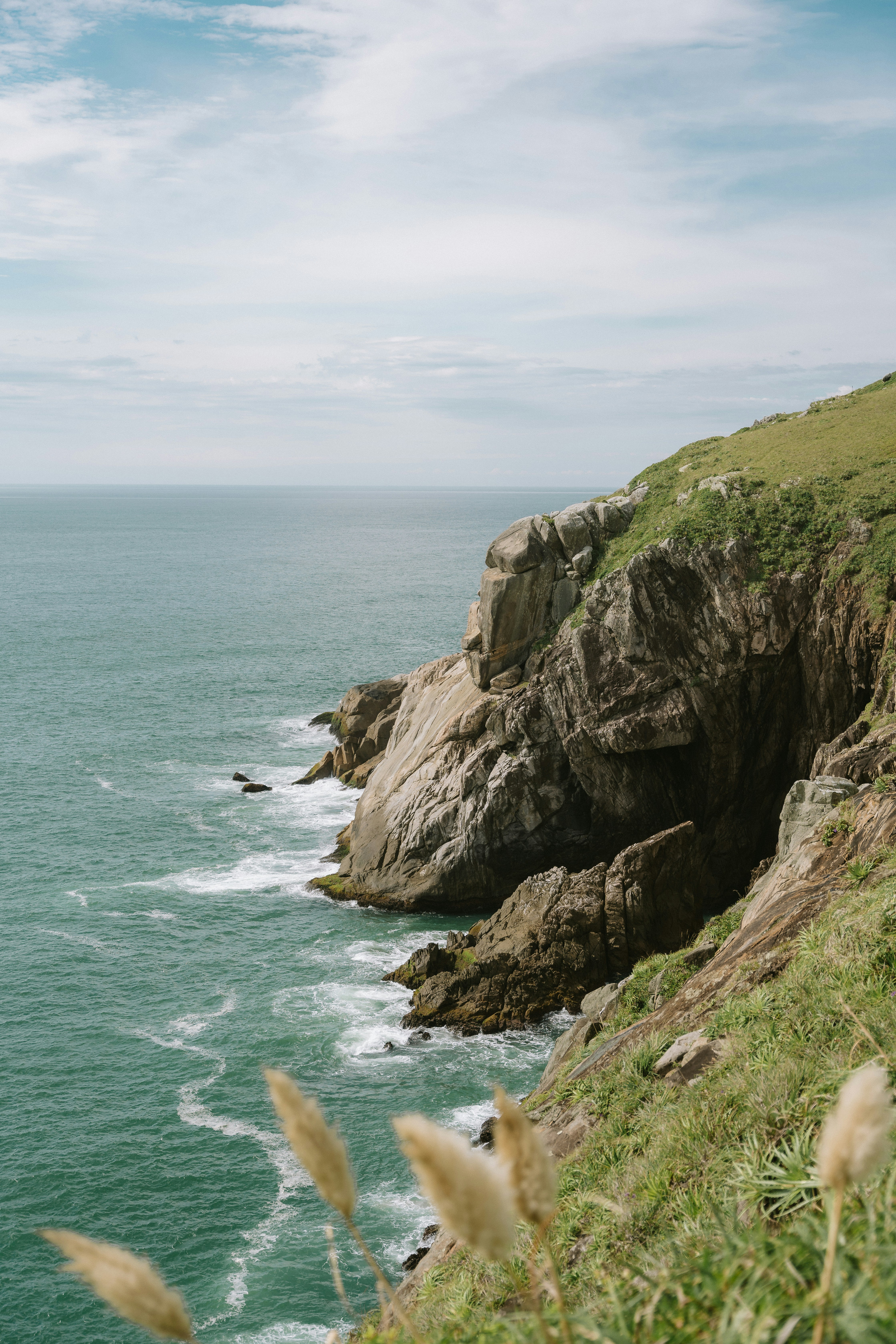 A view of the ocean from a cliff photo – Free Brazil Image on Unsplash