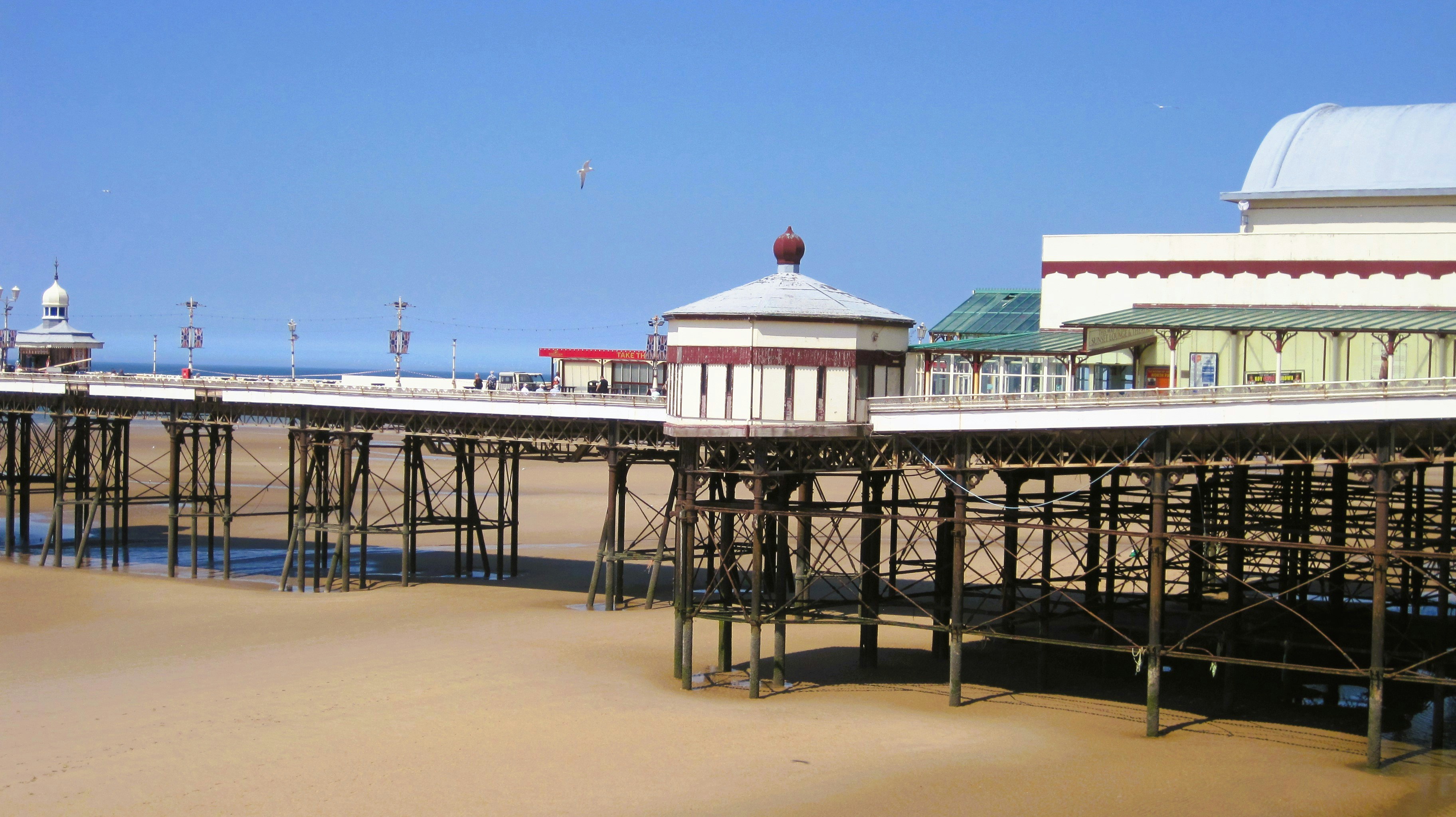 A large pier sitting on top of a sandy beach photo – Free Blackpool ...