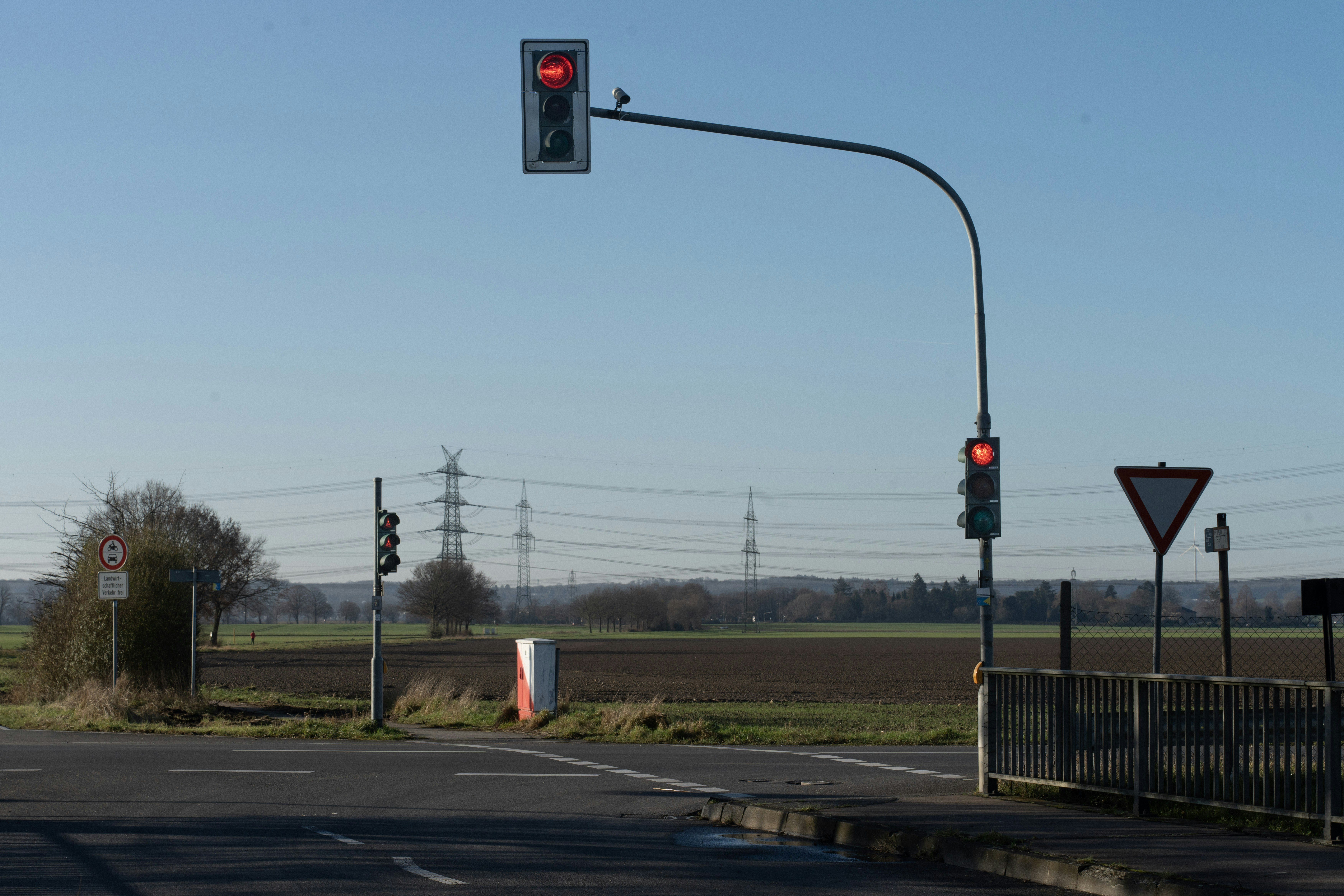 A red traffic light sitting above a street photo – Free Widdersdorf ...