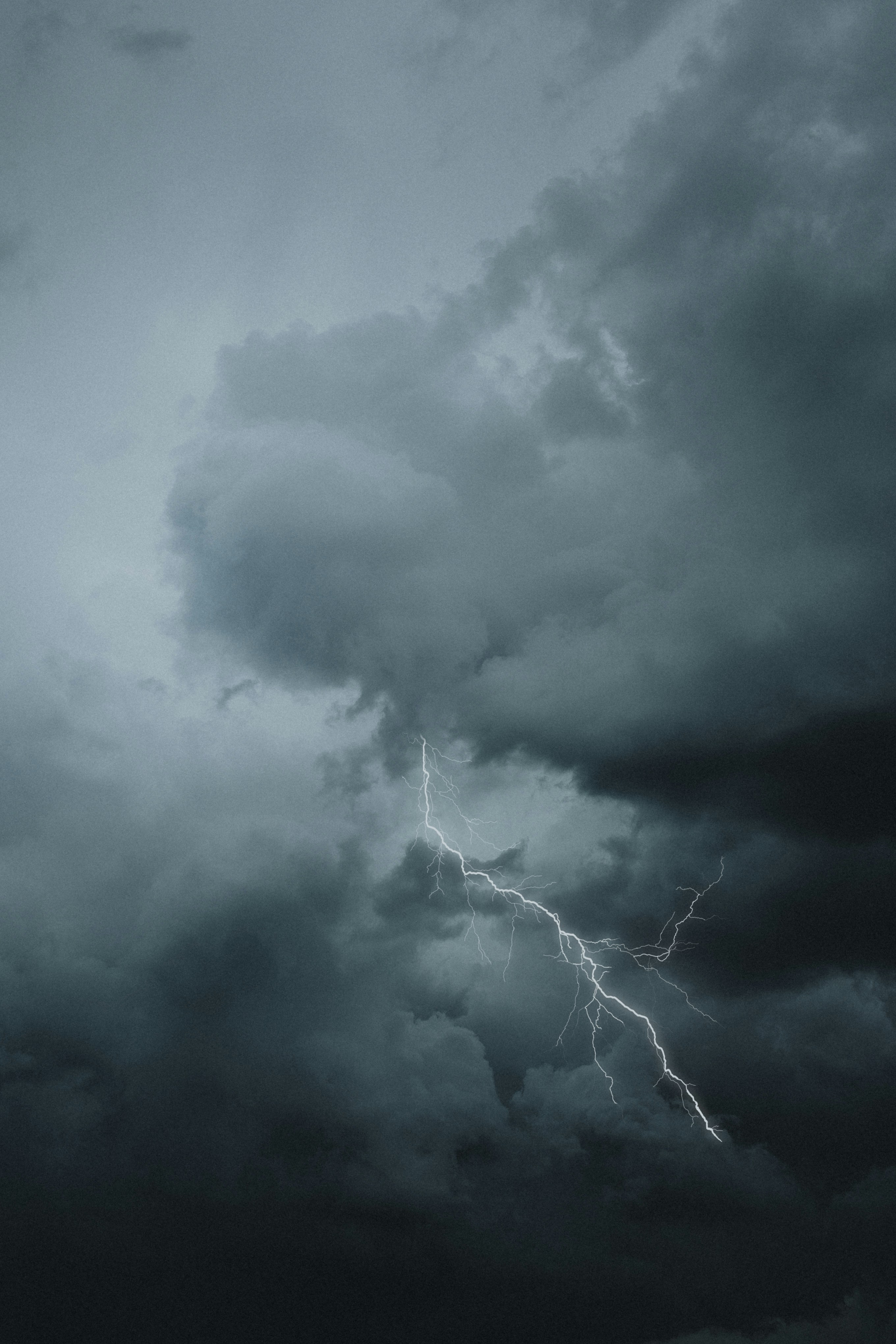 Una foto en blanco y negro de una tormenta eléctrica foto – Imagen de ...