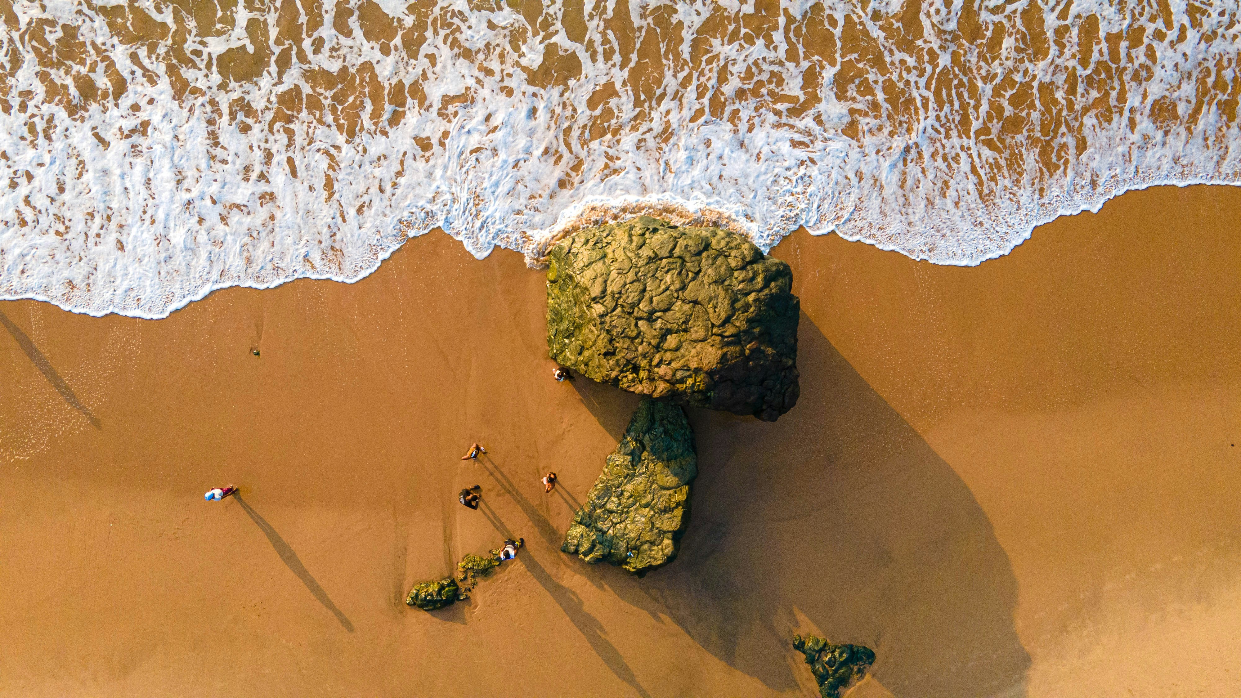 Una vista aérea de una playa con las olas rompiendo en ella foto ...