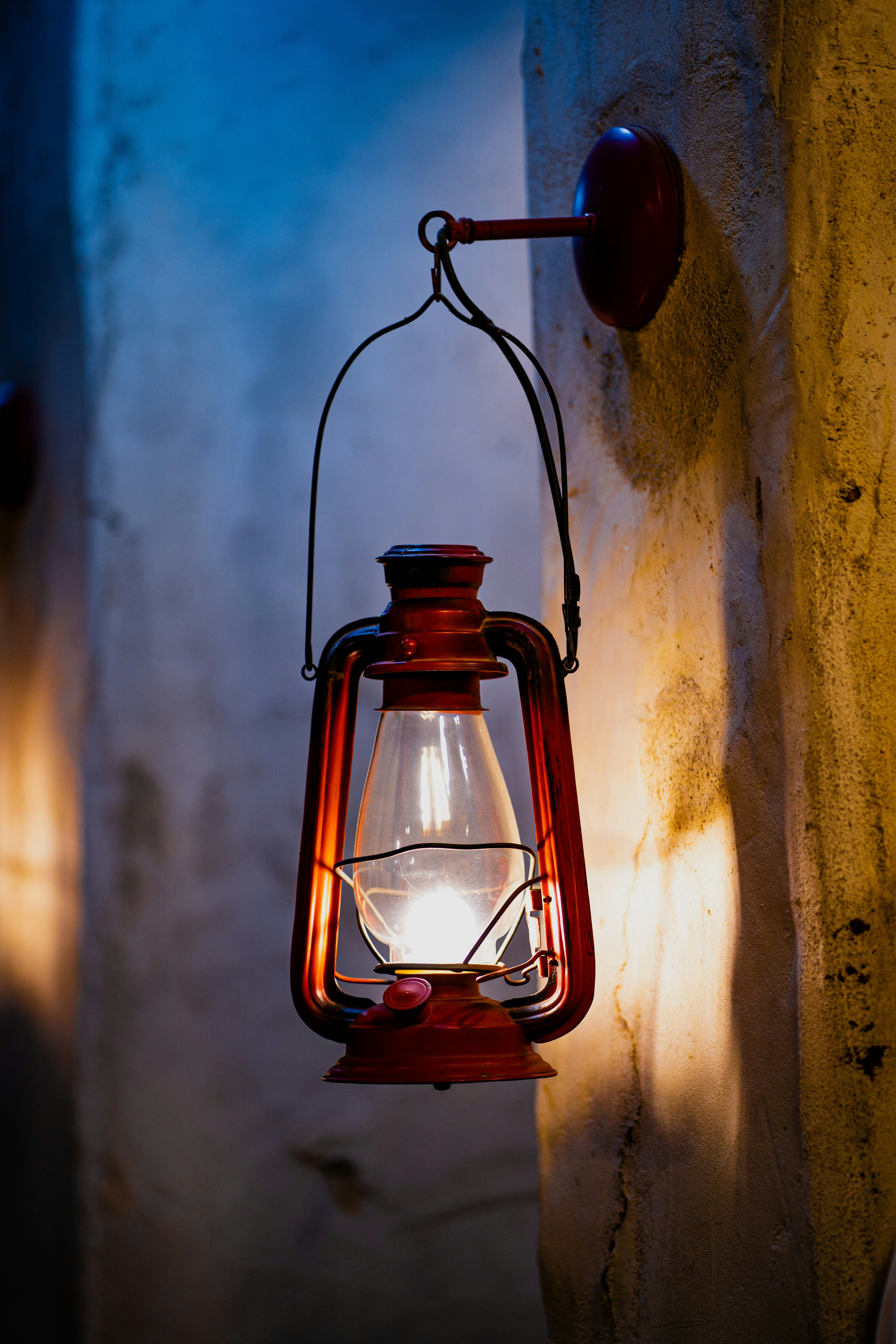 Une lanterne rouge accrochée à un mur photo – Image gratuite de ...