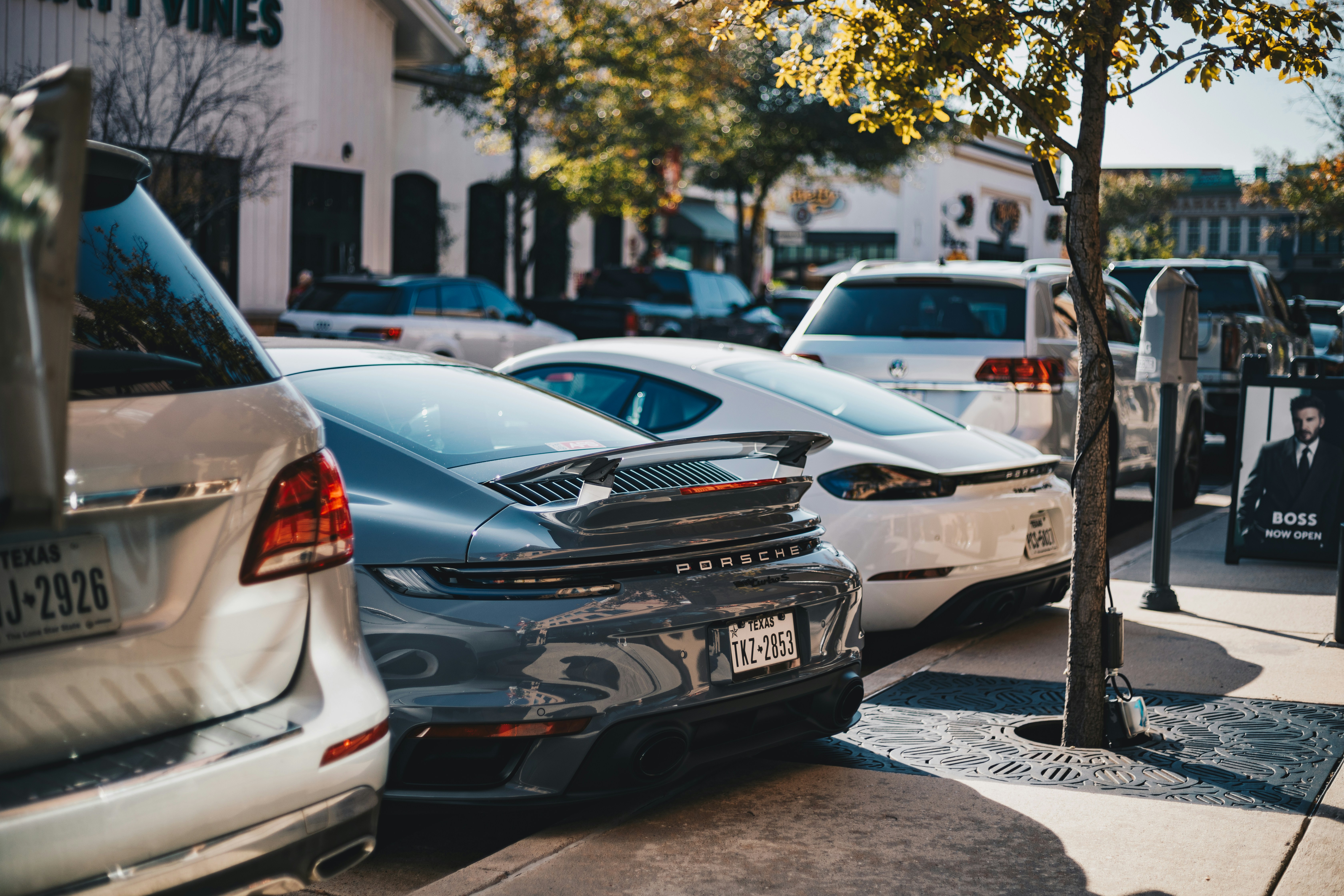 A city street filled with lots of parked cars