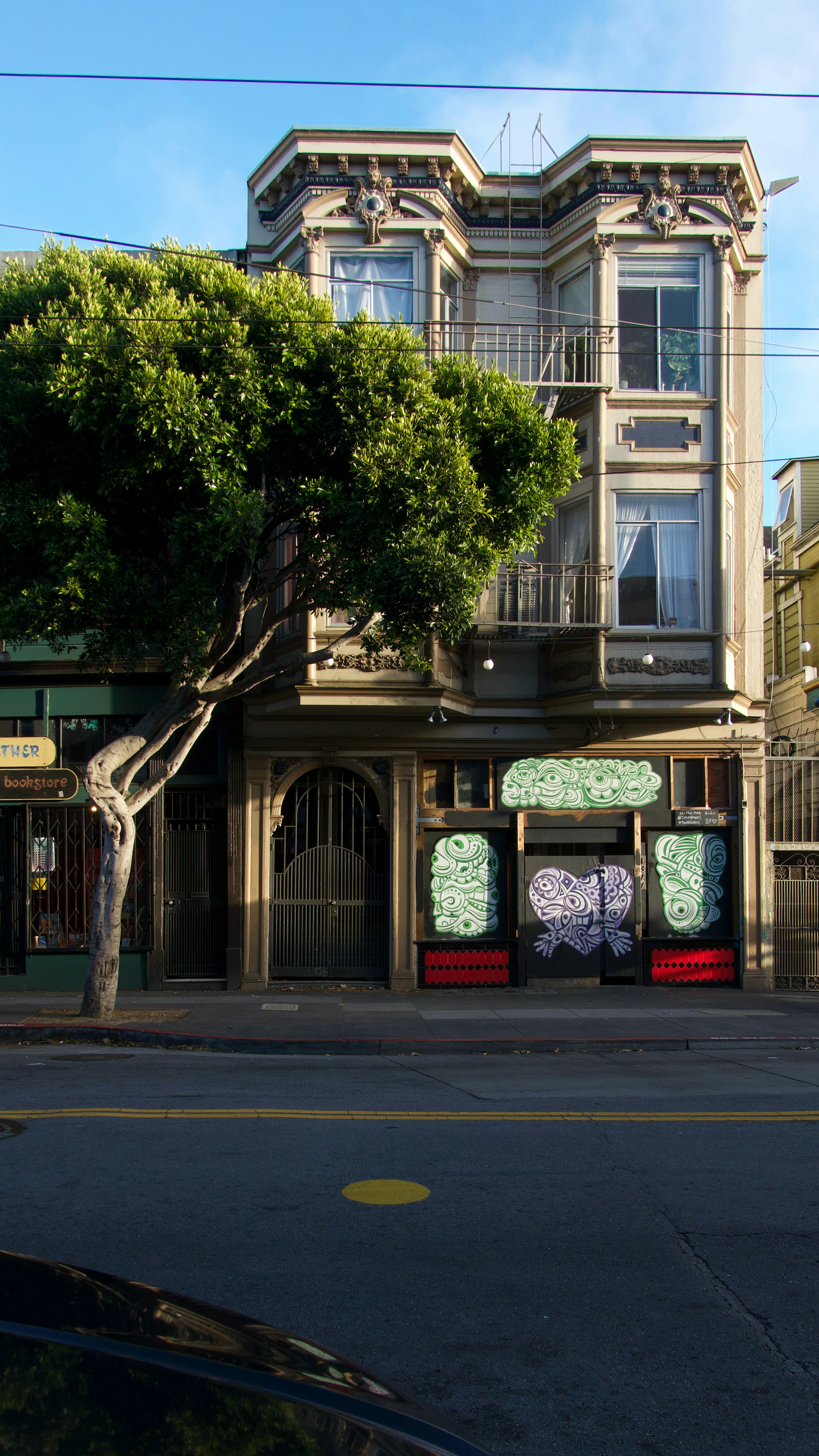 A street corner with a building and a tree photo – Free Haight-ashbury ...