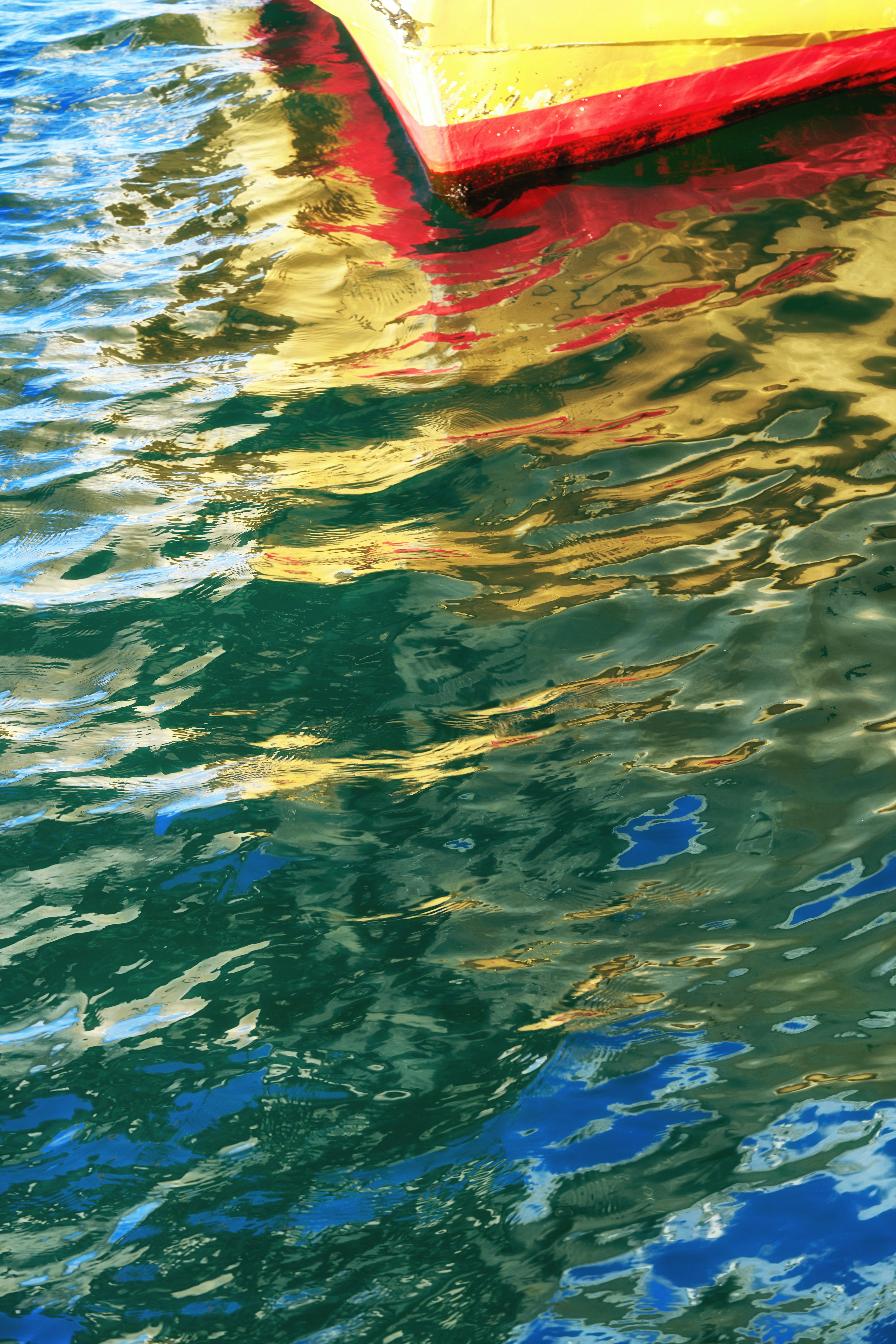 Kaleidoscopic Ripples Frame a Bright Hull Edge