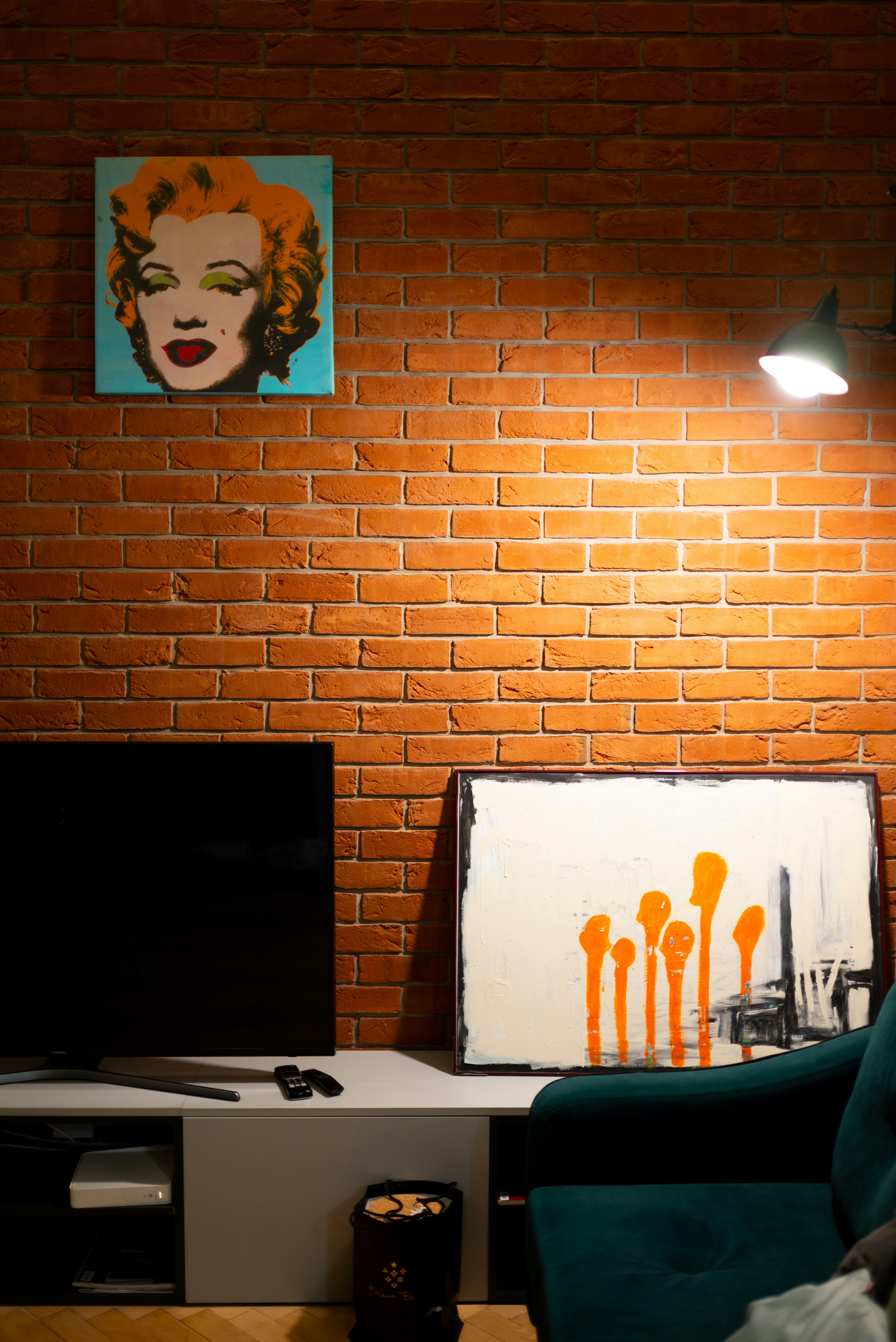 Pop Art on Brick: Marilyn and Modern Edges in a Cozy Studio