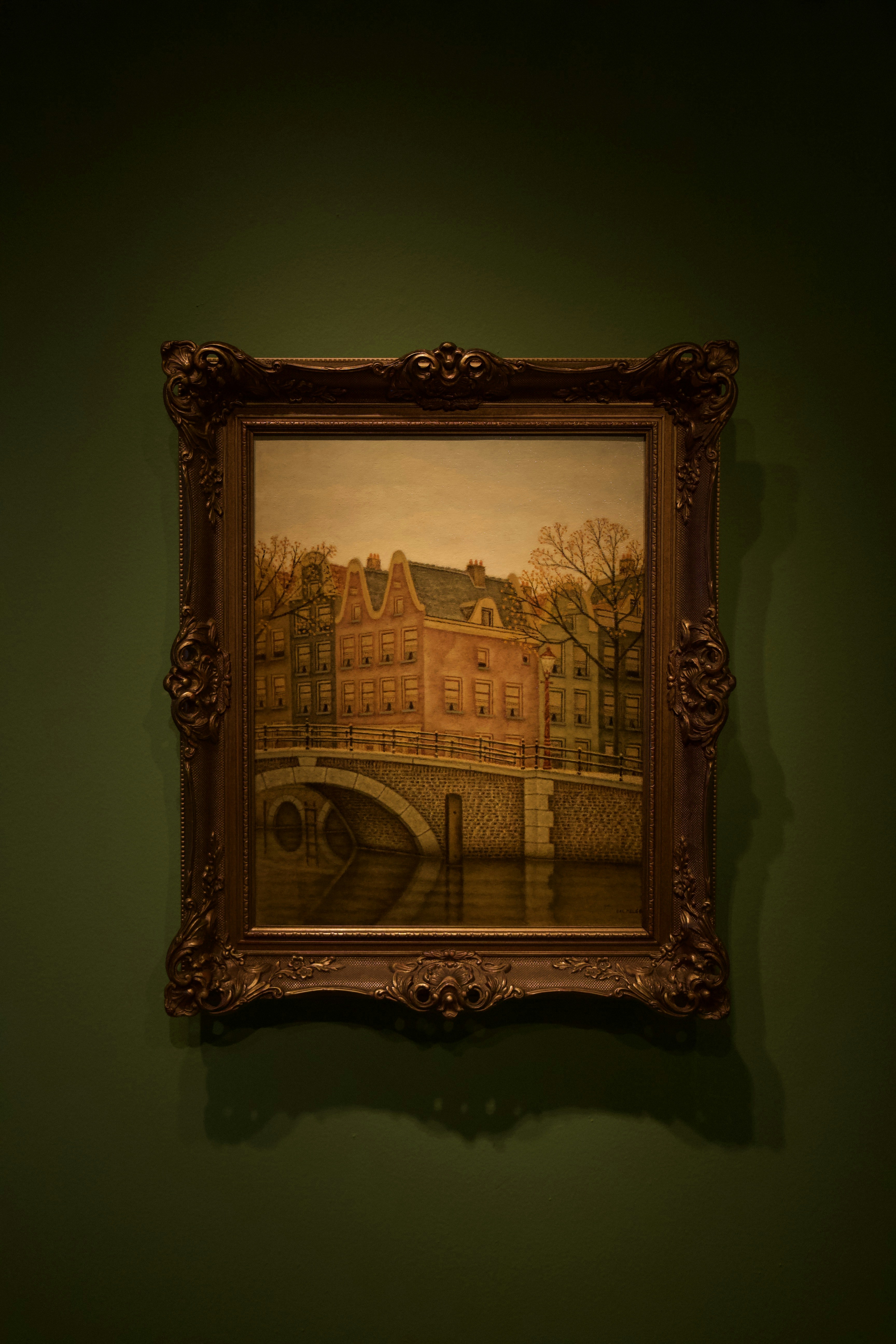 Un cuadro colgado en la pared de una habitación foto – Imagen de Arte ...