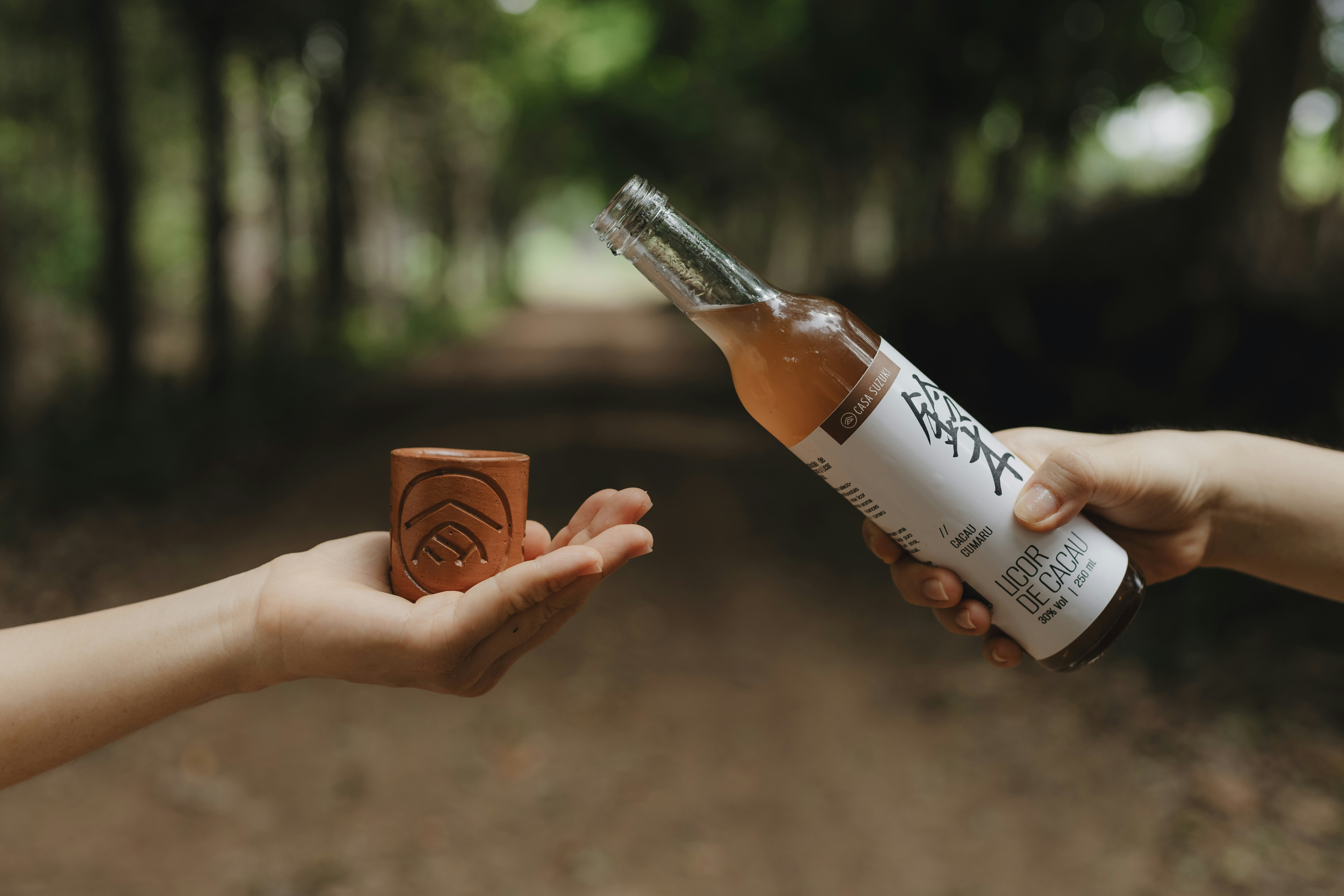 A couple of people holding a bottle of alcohol photo – Free Brazil ...