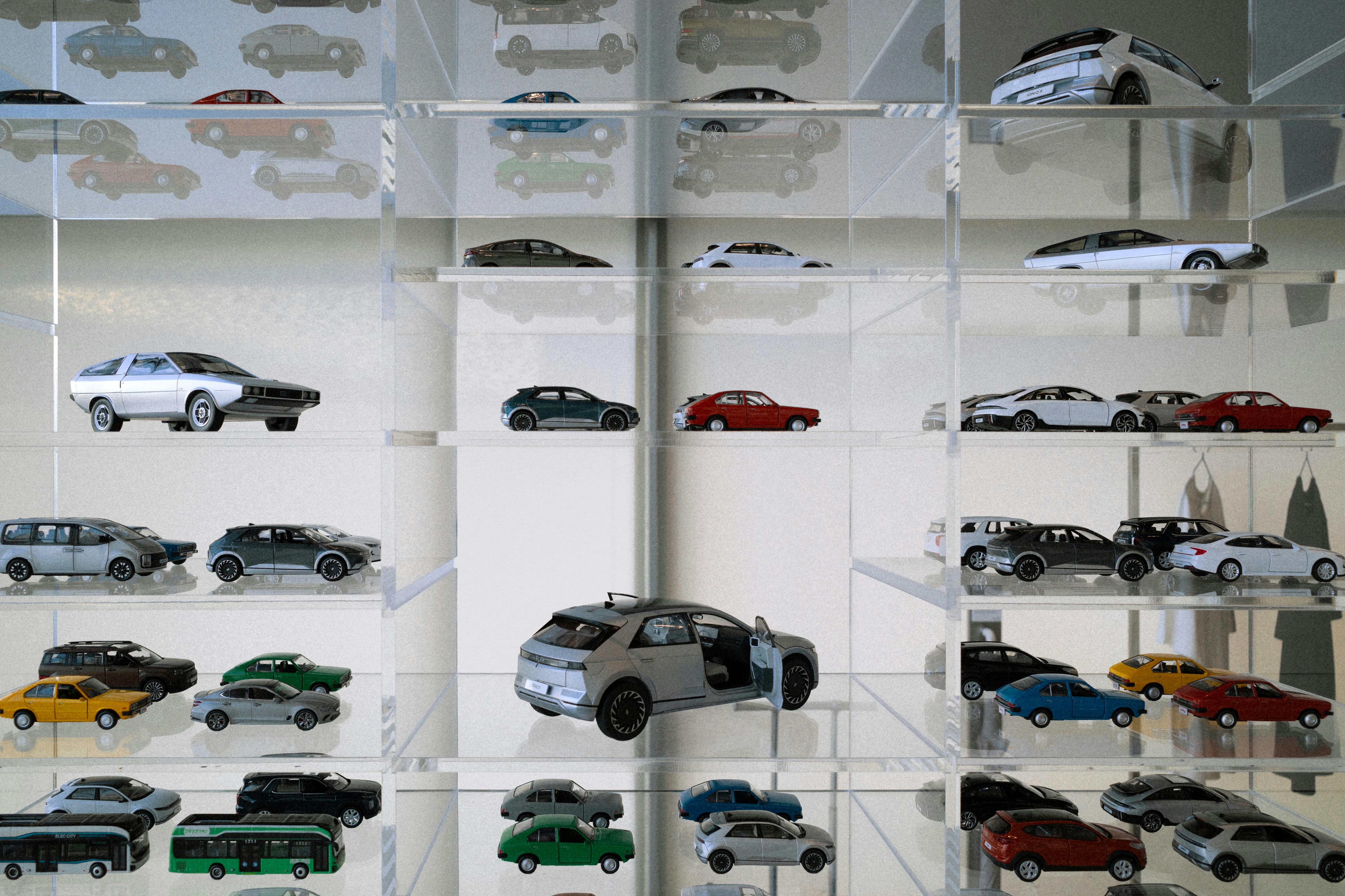 Centered in Glass: A Grid of Miniature Cars in a Prismatic Display
