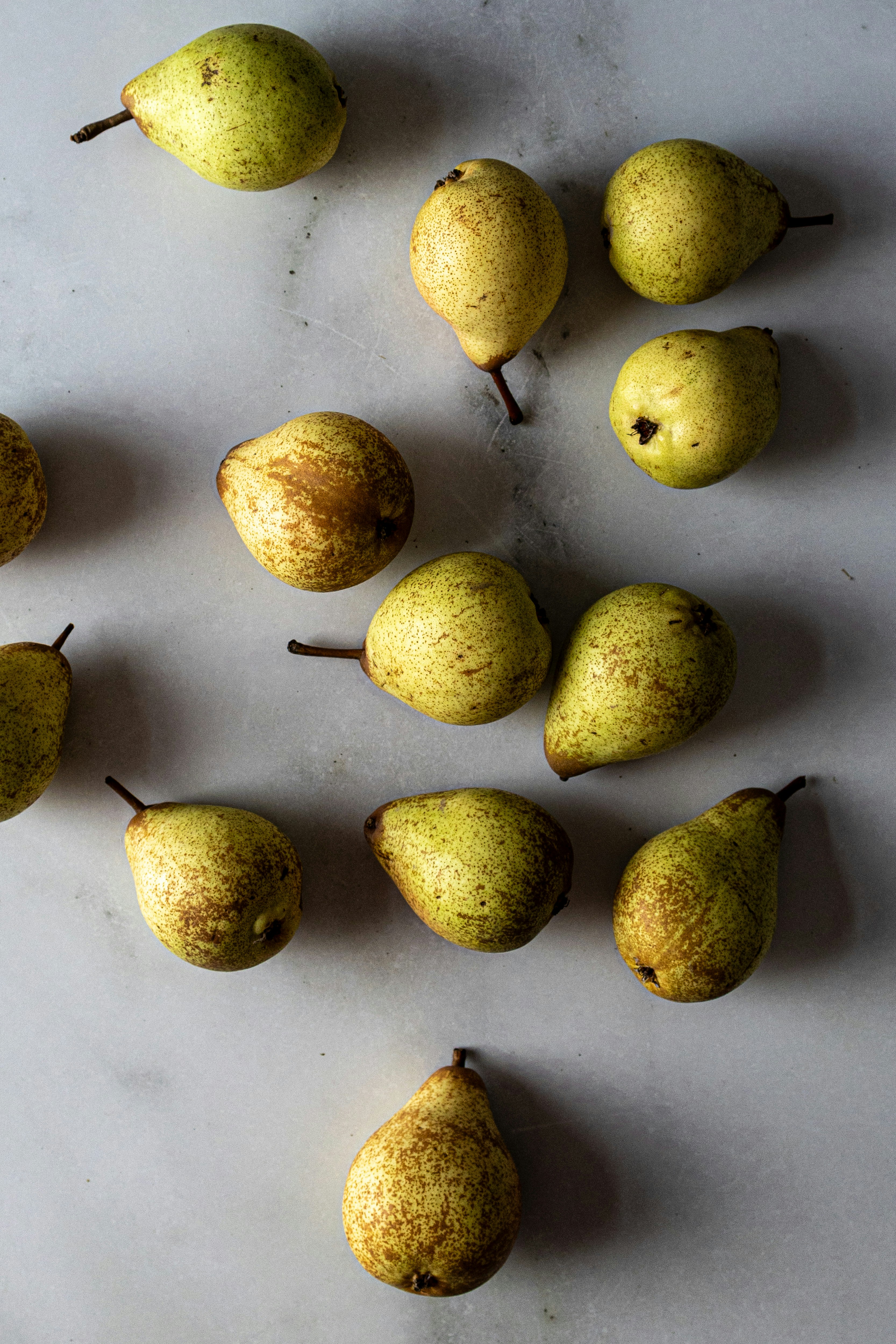 A group of pears sitting on top of a counter photo – Free Wellness ...