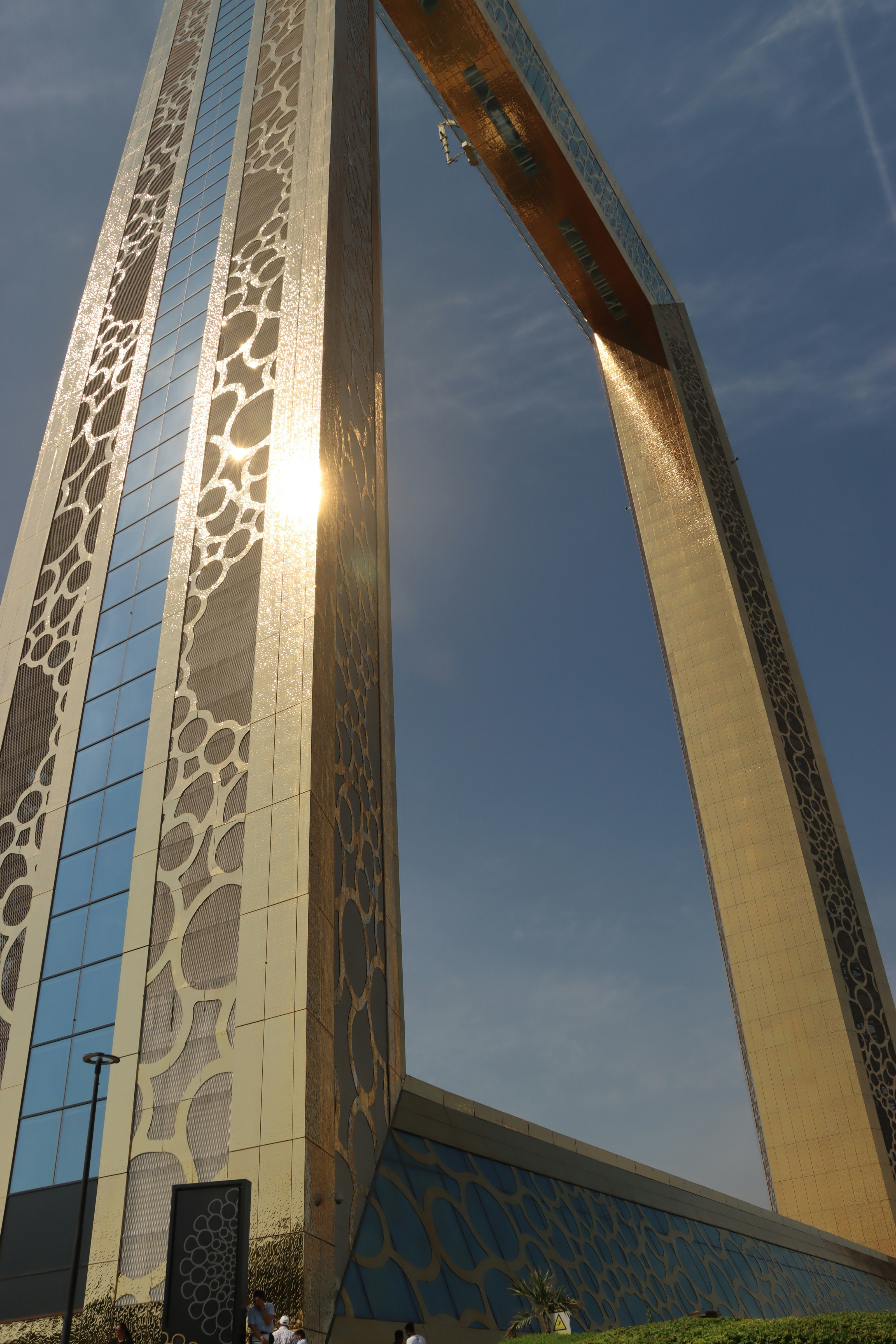 Sun-Glint Over the Lattice Arches: A Steel Monument in Clear Skies