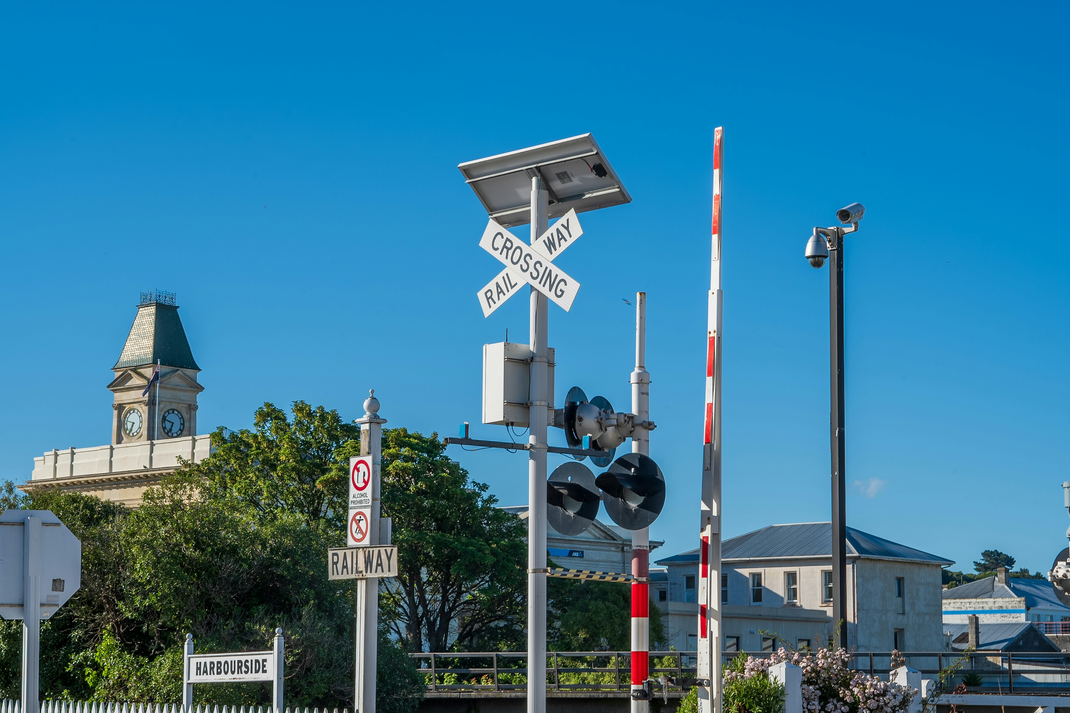 A railroad crossing sign in front of a railroad crossing photo – Free ...