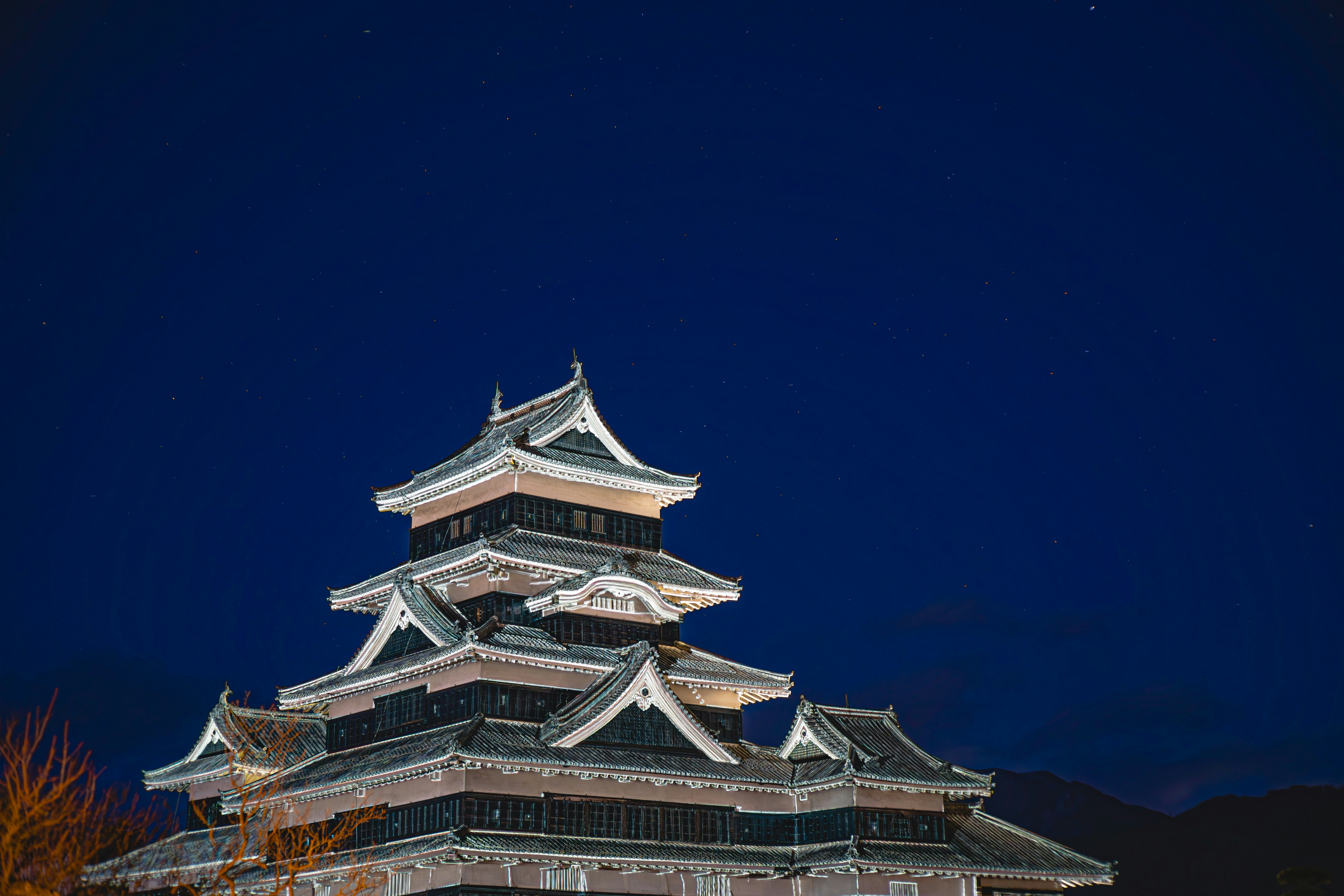 Twilight Majesty of Matsumoto Castle