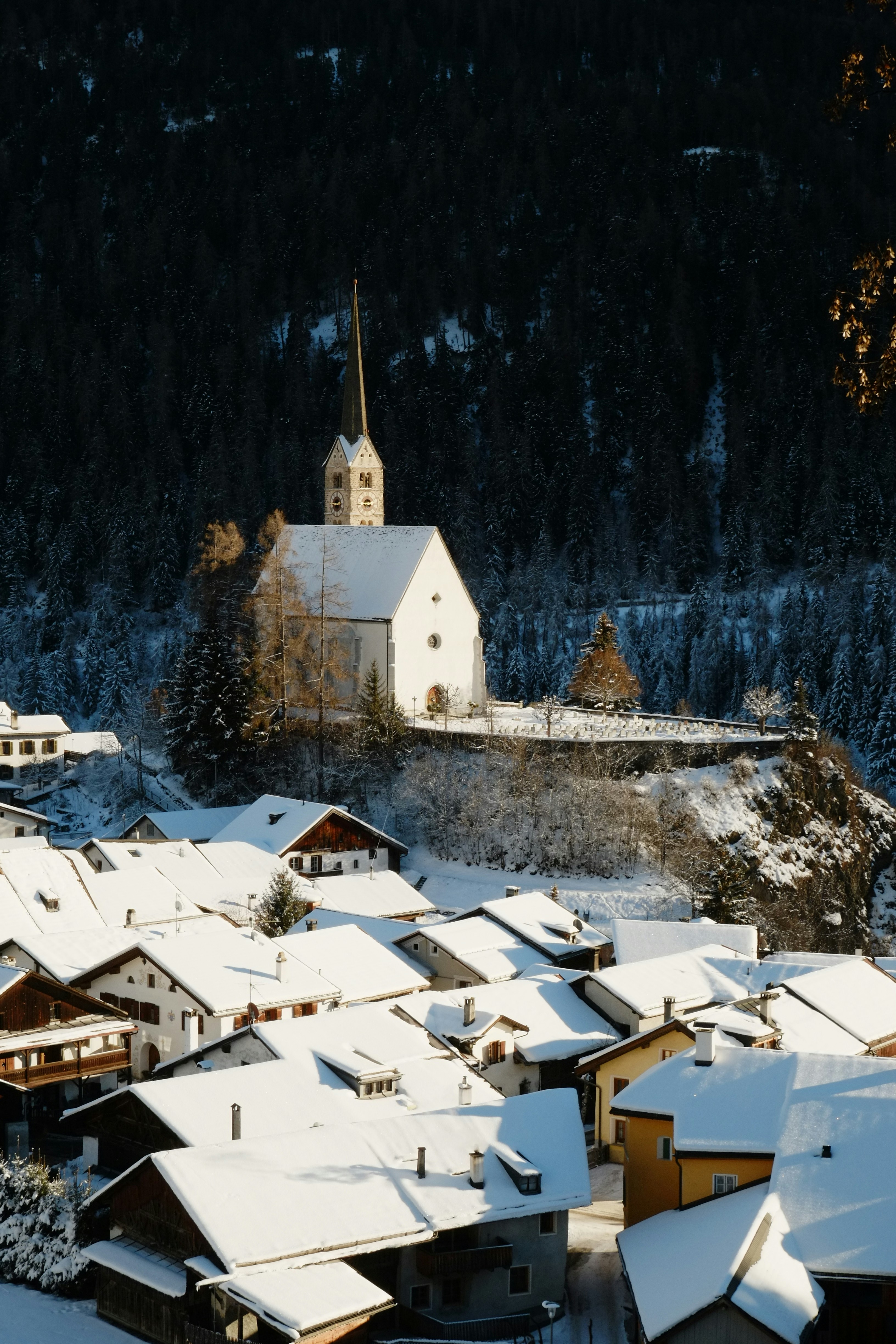Un village enneigé avec une église en arrière-plan photo – Image ...