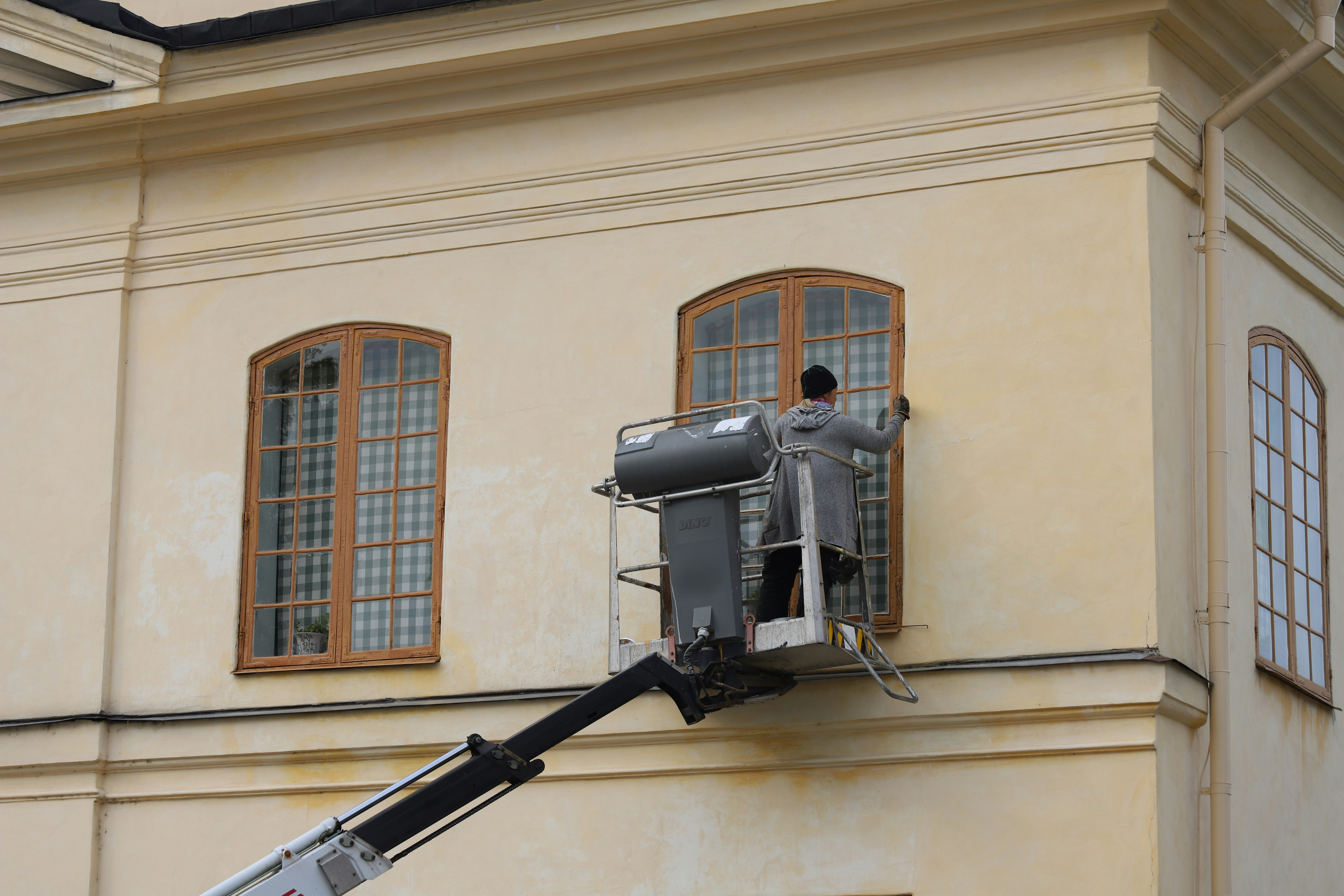 Facade in Focus: Technician on an Elevated Window Lift