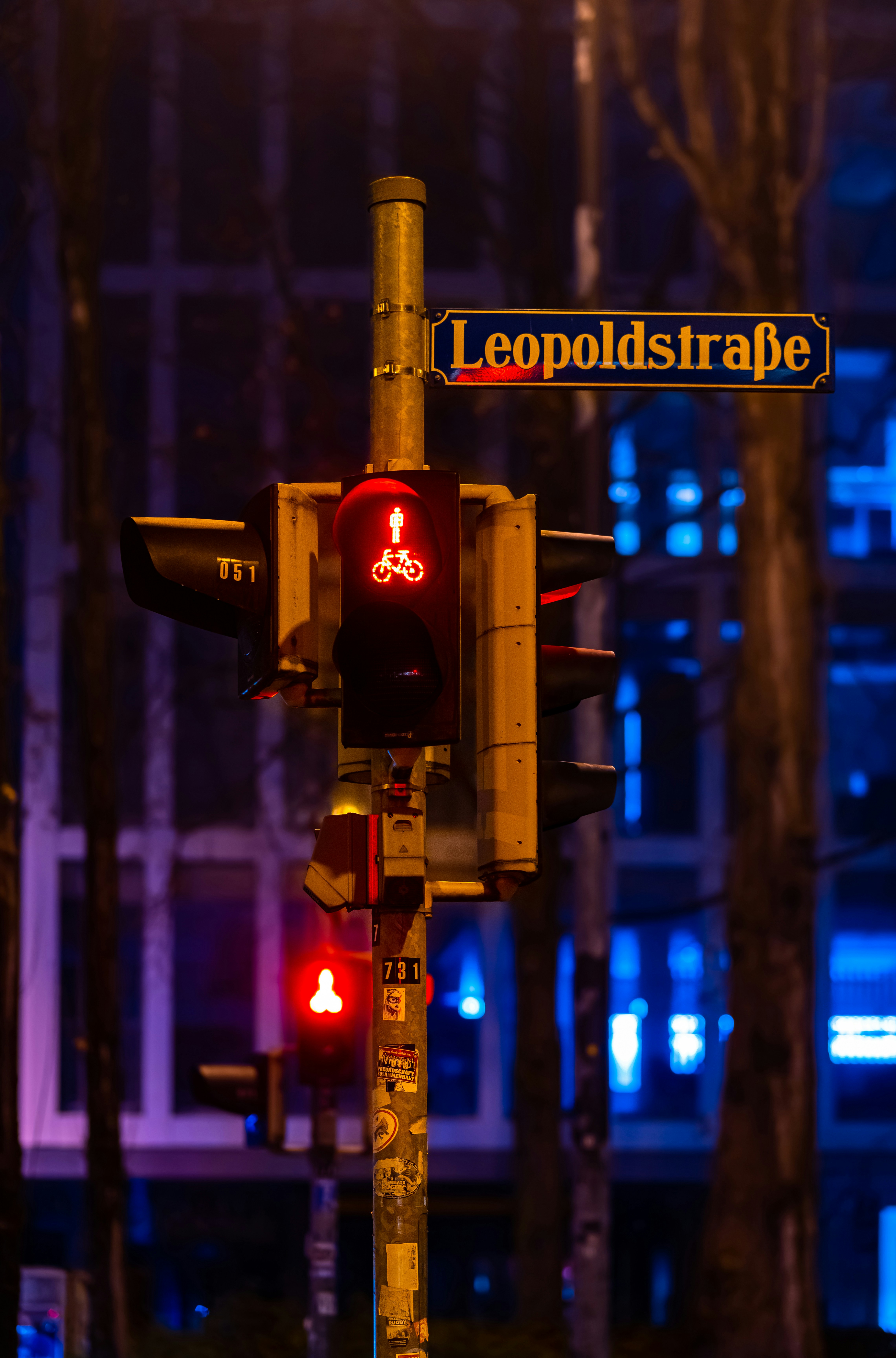 Red Bicycle Signal at Leopoldstraße: Night Pulse on a City Pole