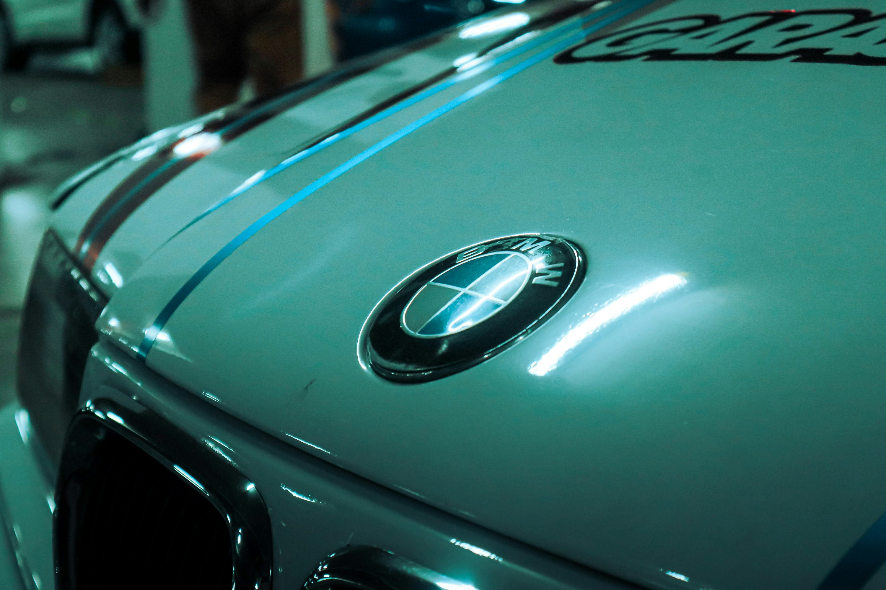 A close up of the hood of a car photo – Free Logo Image on Unsplash