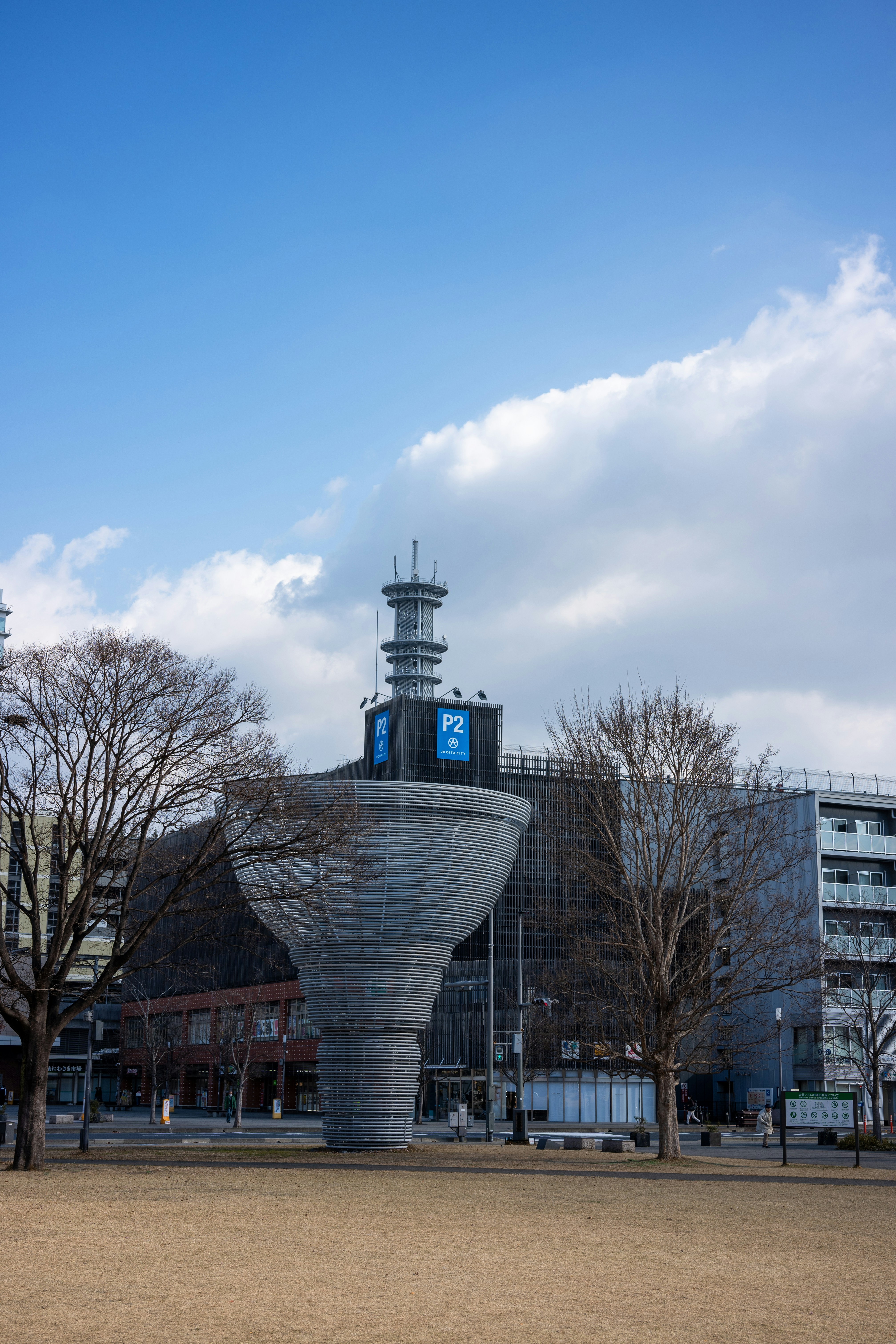 Spiral Steel in an Urban Square: A Quiet Monument Reaching Toward the Sky