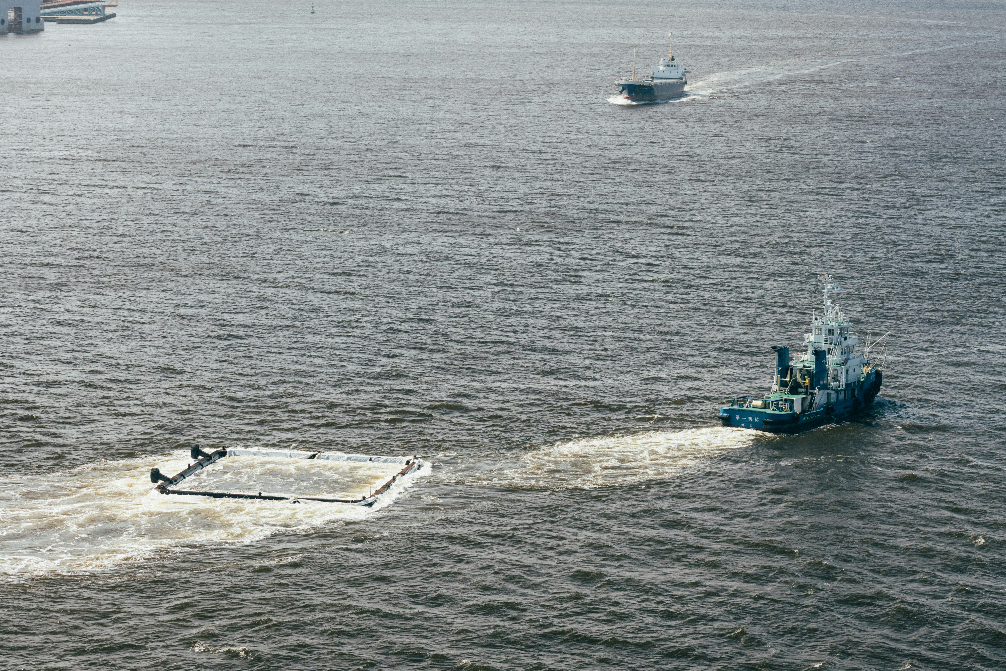 Un pequeño bote que viaja a través de una gran masa de agua foto ...