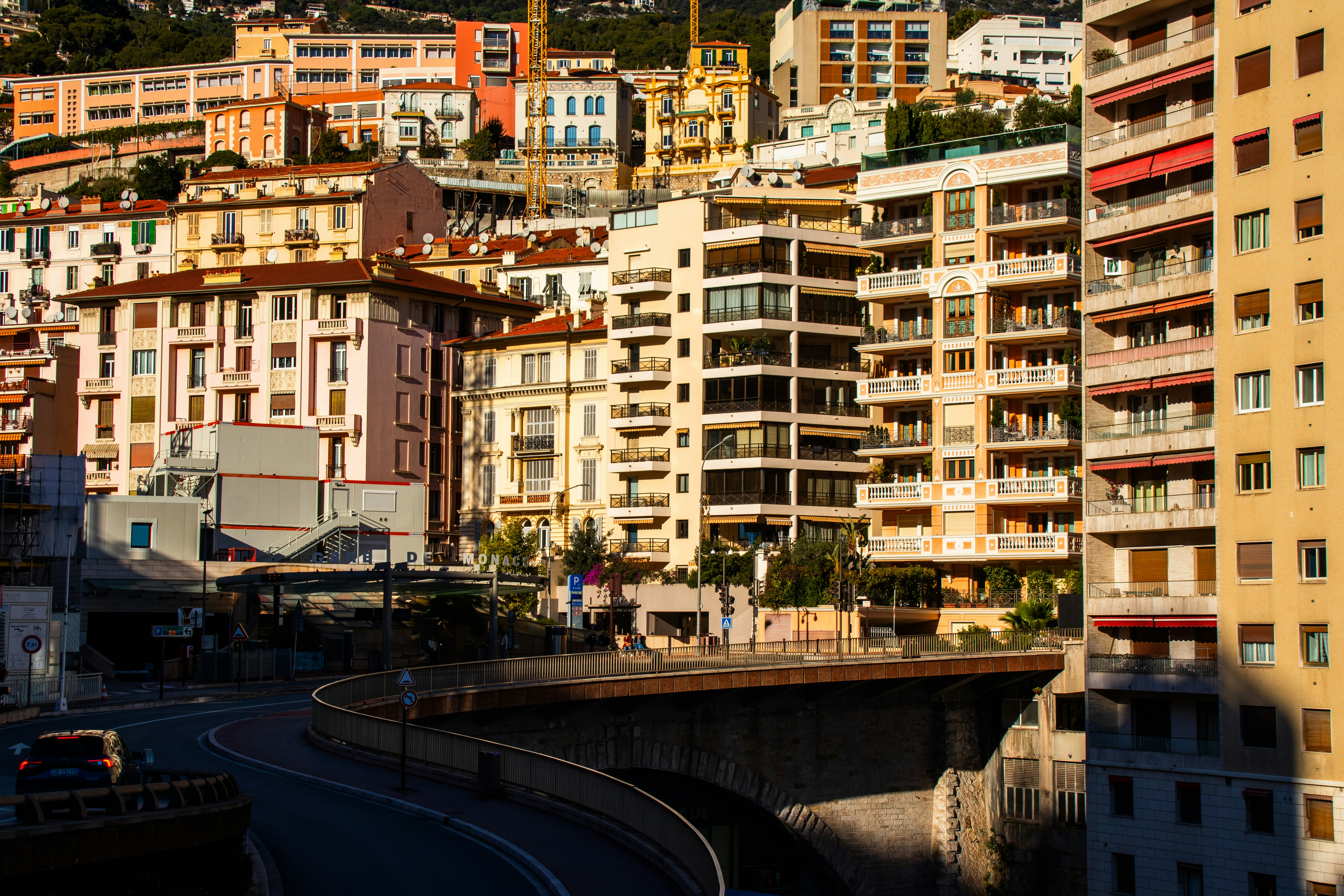 A city with lots of tall buildings next to a freeway photo – Free City ...