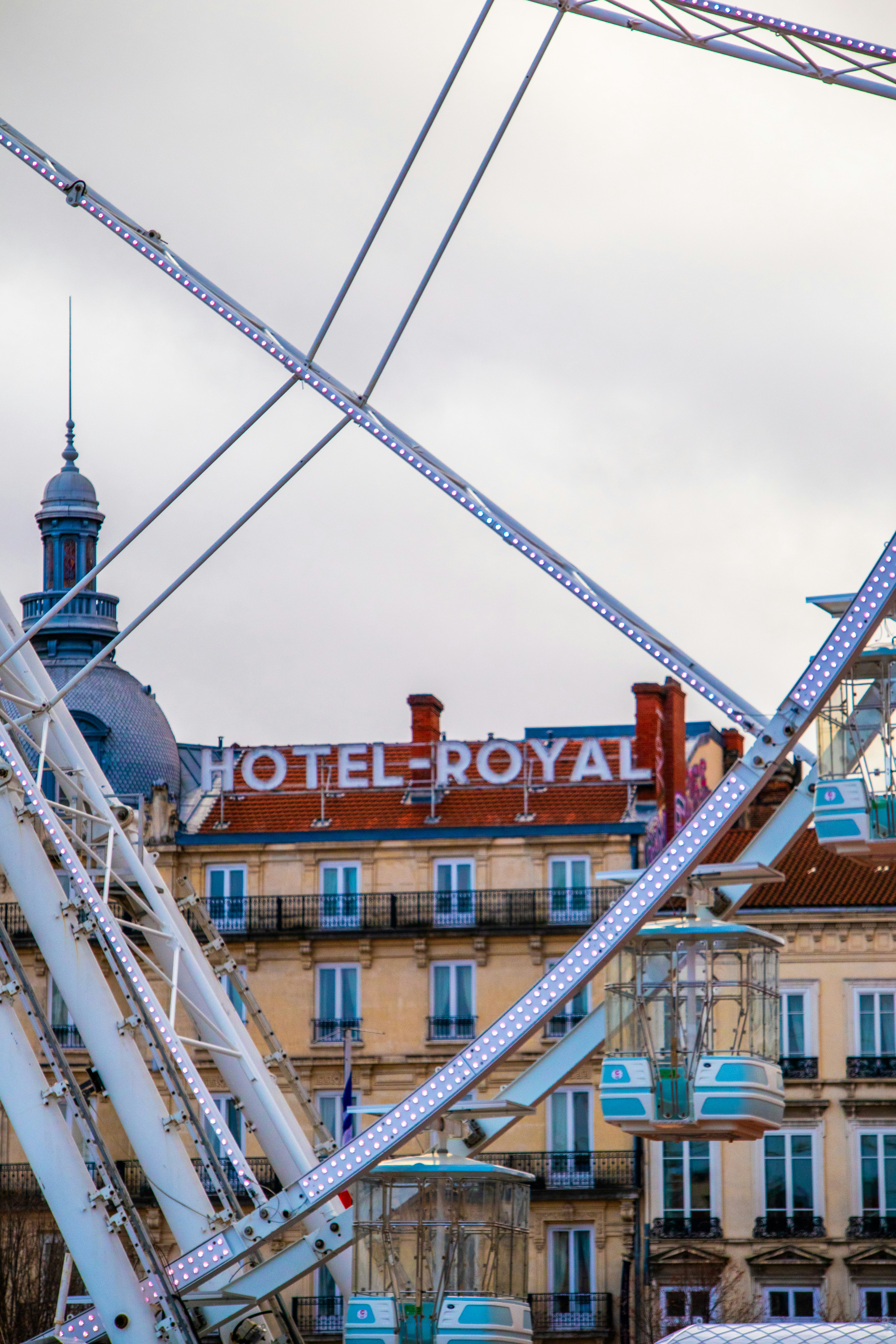 A ferris wheel in front of a large building photo – Free City Image on ...
