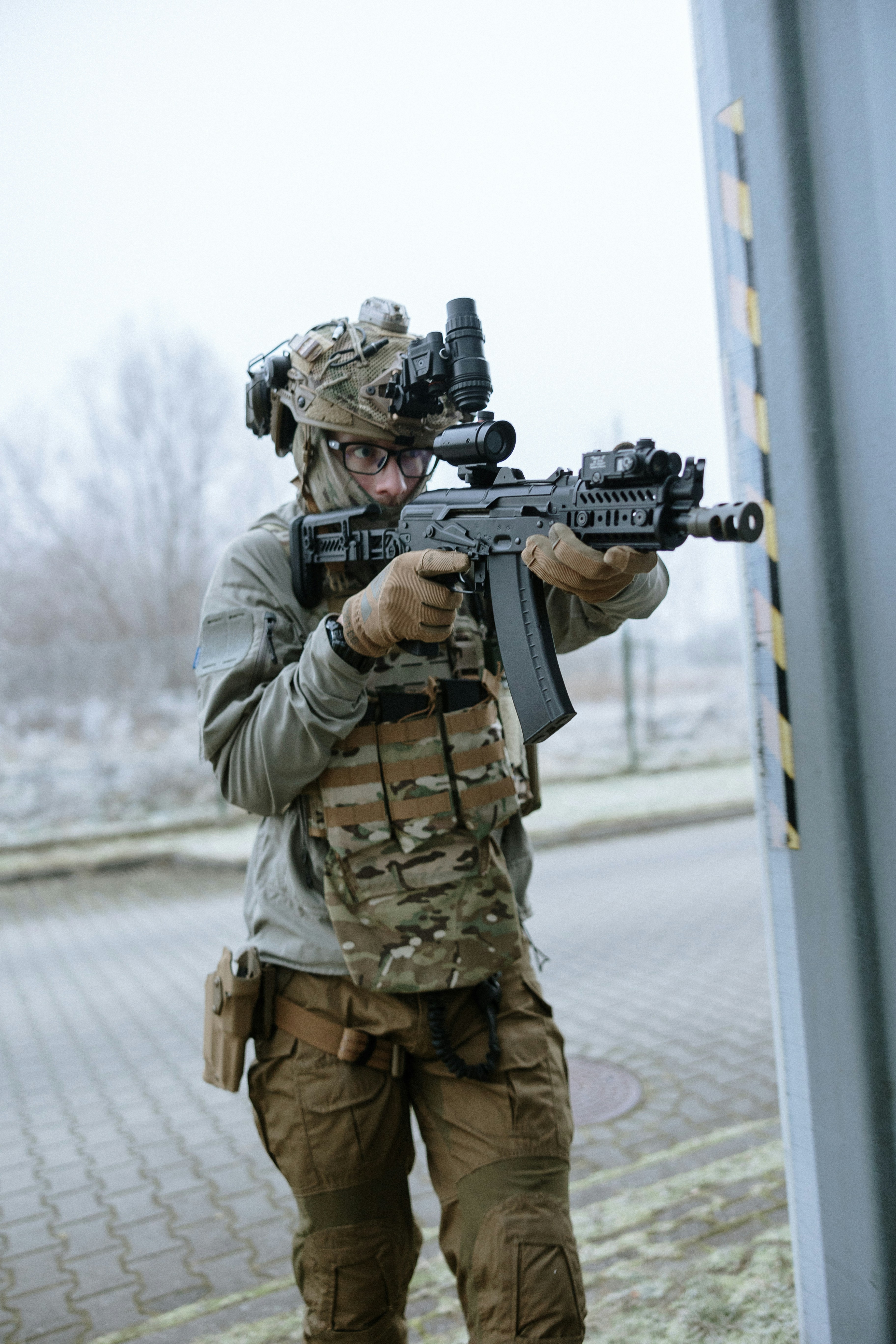 A man in camouflage holding a machine gun photo – Free Cymaakplatinum ...