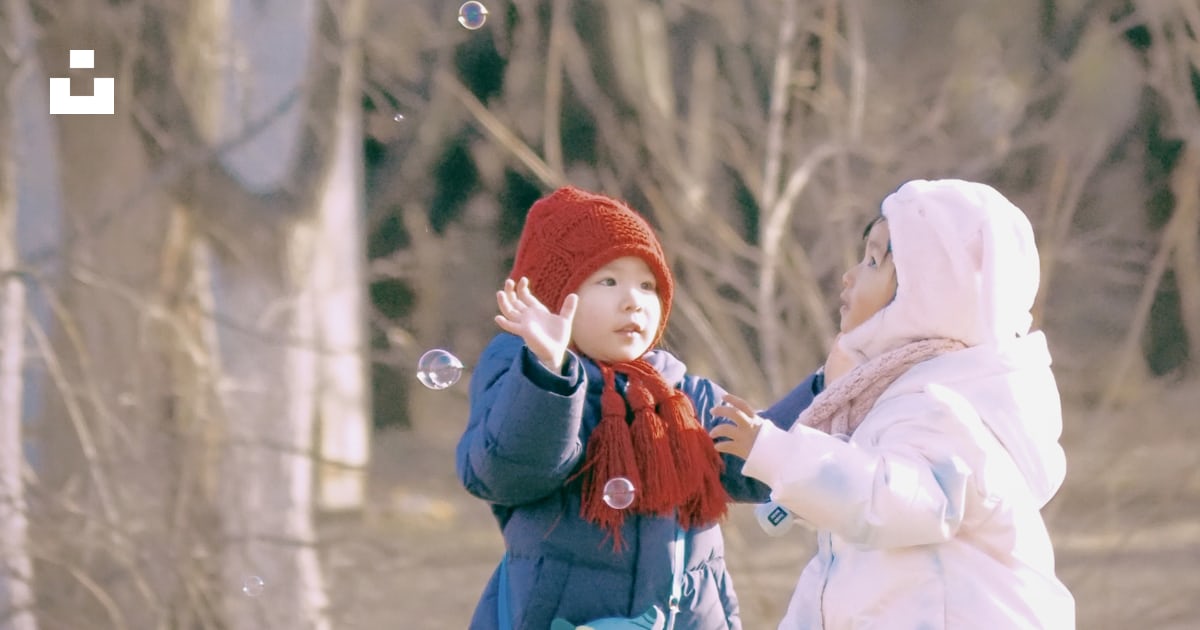 공원에서 비눗방울을 가지고 노는 두 아이 사진 Unsplash의 무료 사진 이미지