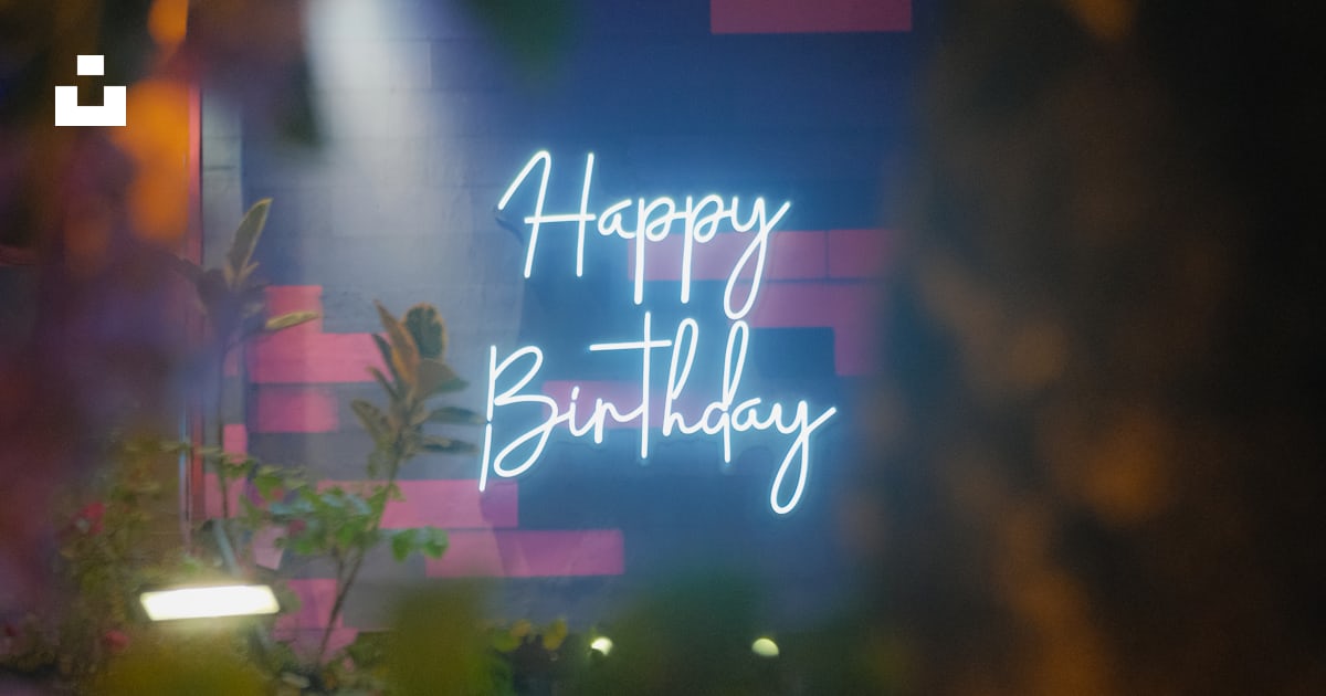 생일 축하한다고 적힌 표지판 사진 Unsplash의 무료 도시 이미지