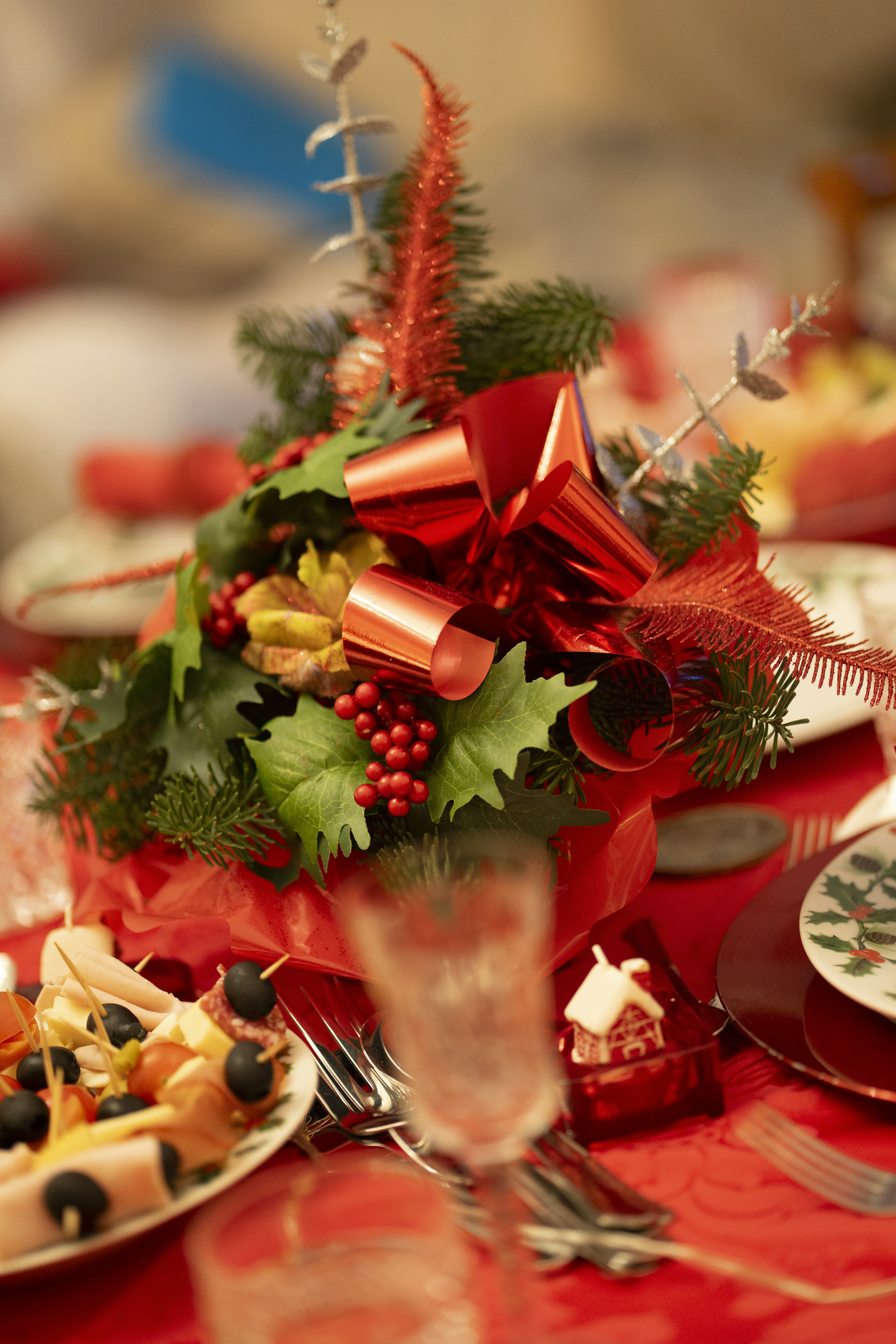 A table with a red table cloth and a centerpiece photo – Free Blossom ...