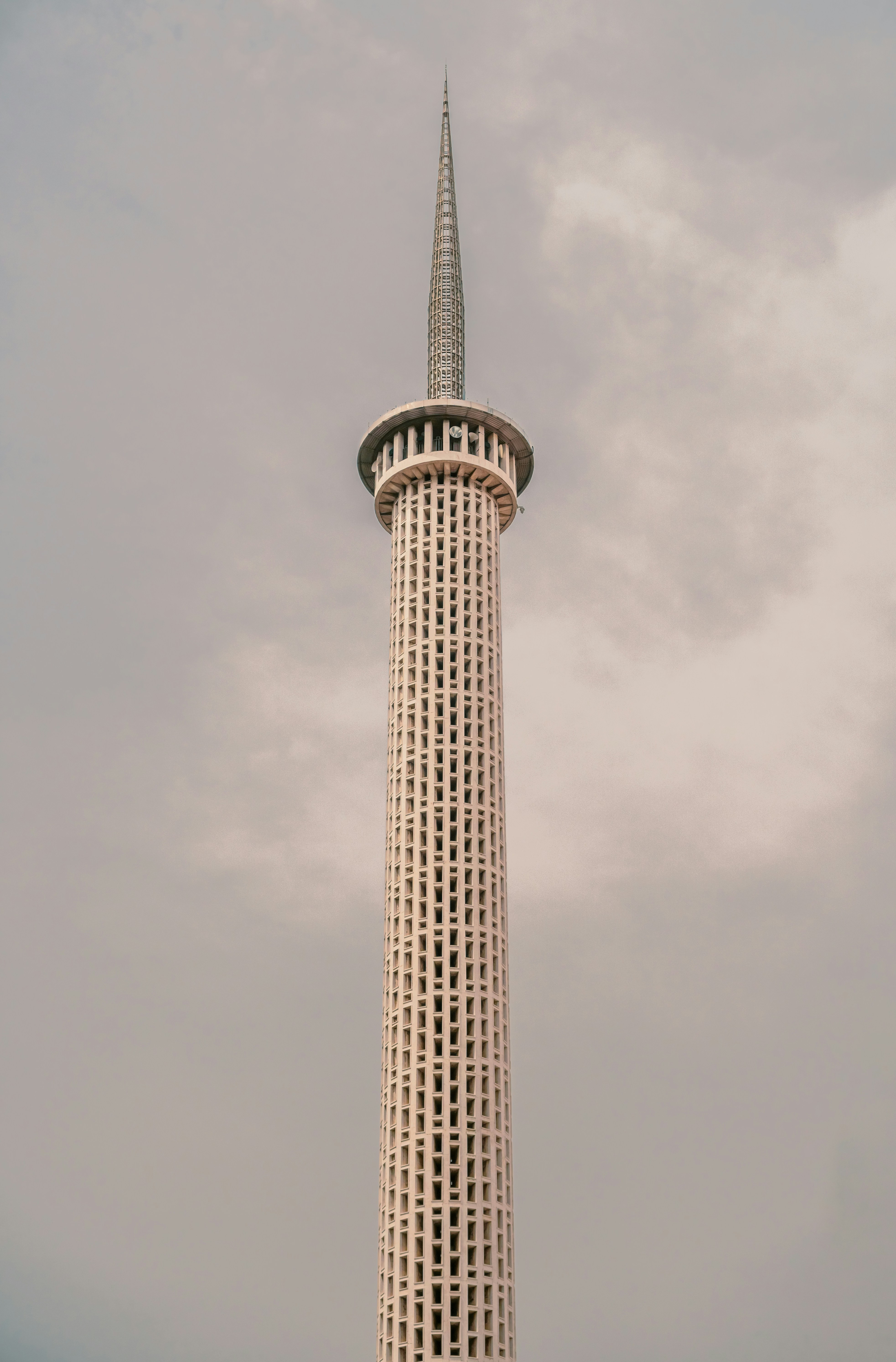 A tall white tower with a sky background photo – Free City Image on ...