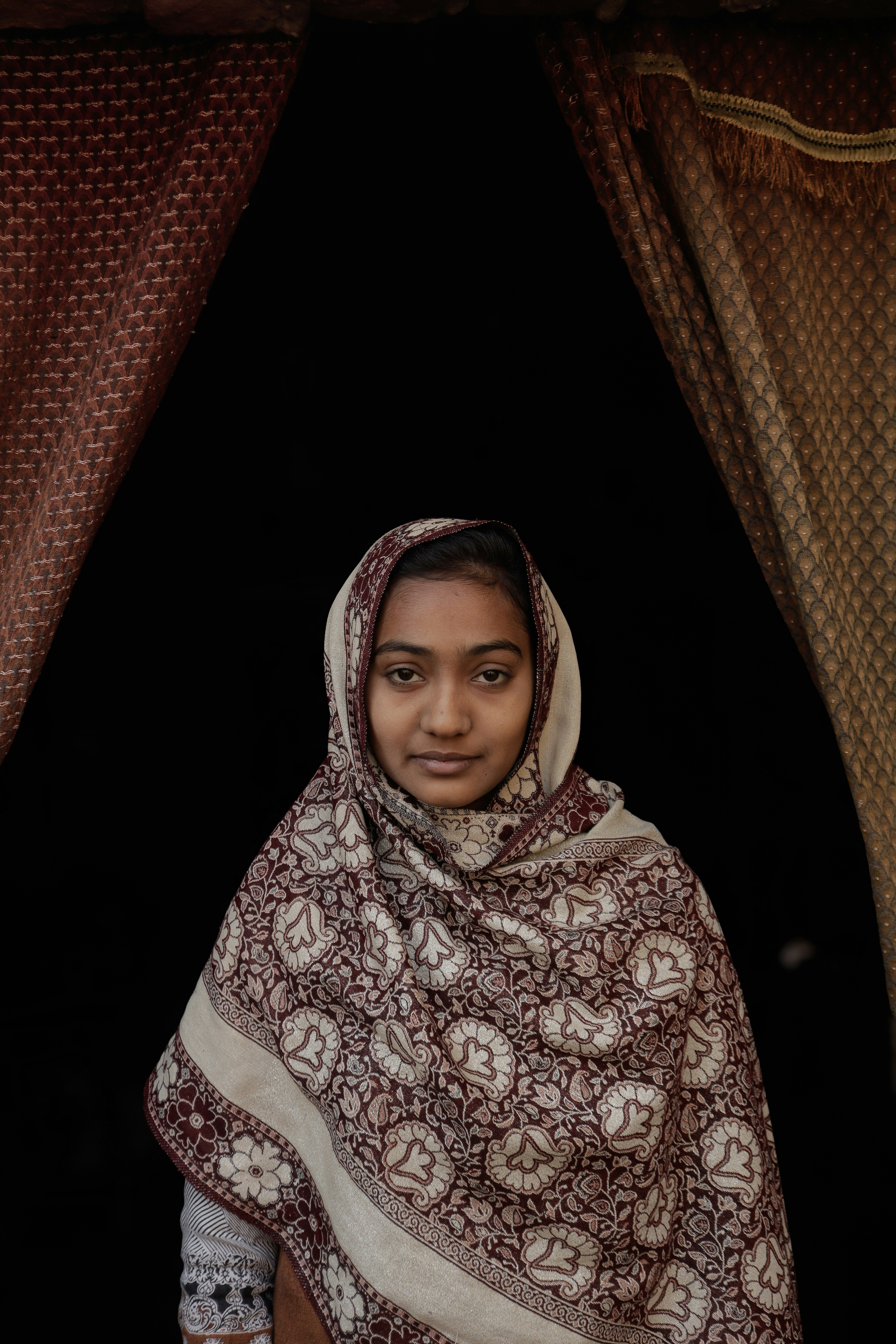 A woman wearing a shawl standing in a doorway photo – Free Samundri ...
