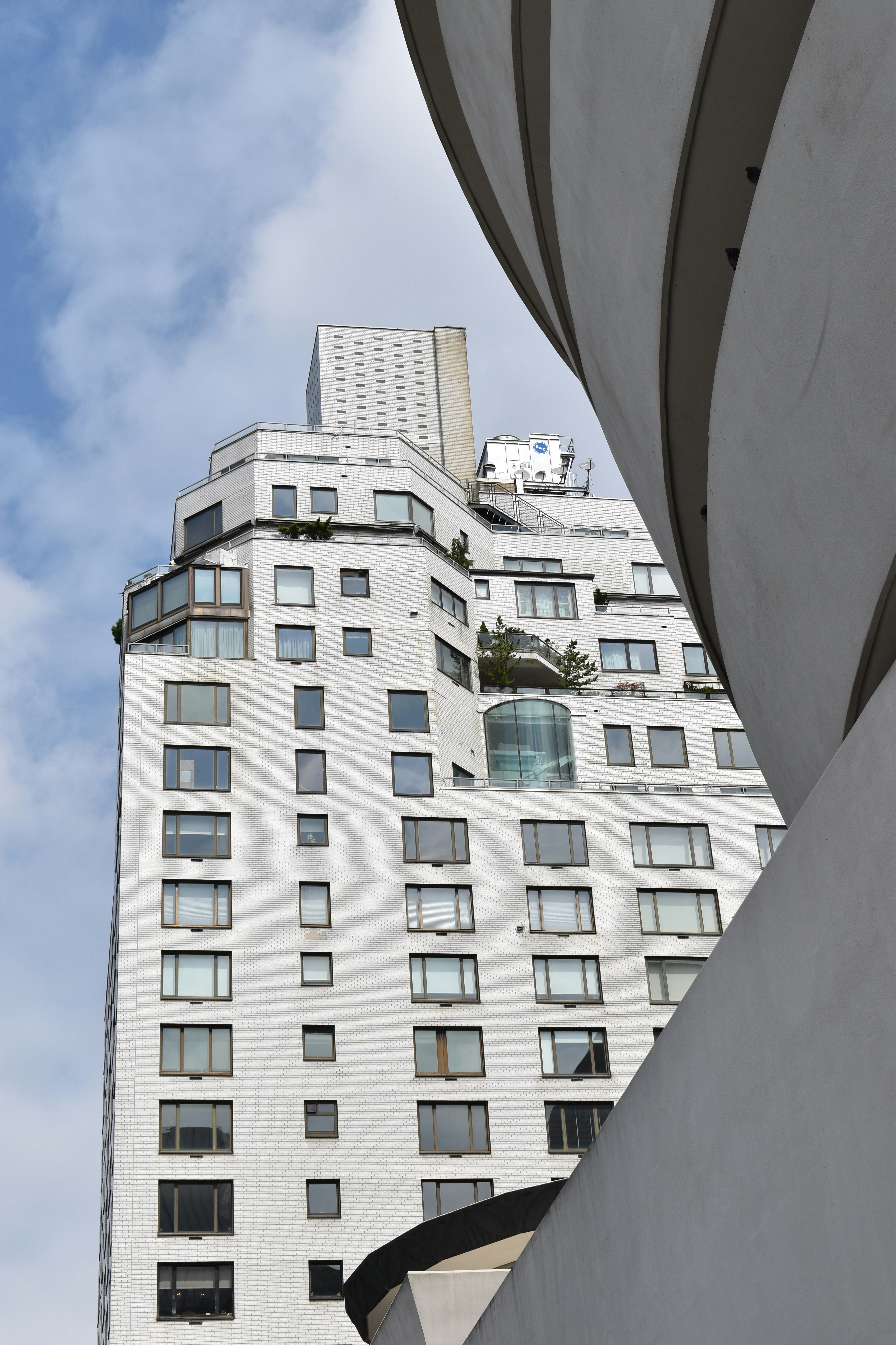 A tall white building with a sky background photo – Free Building Image ...