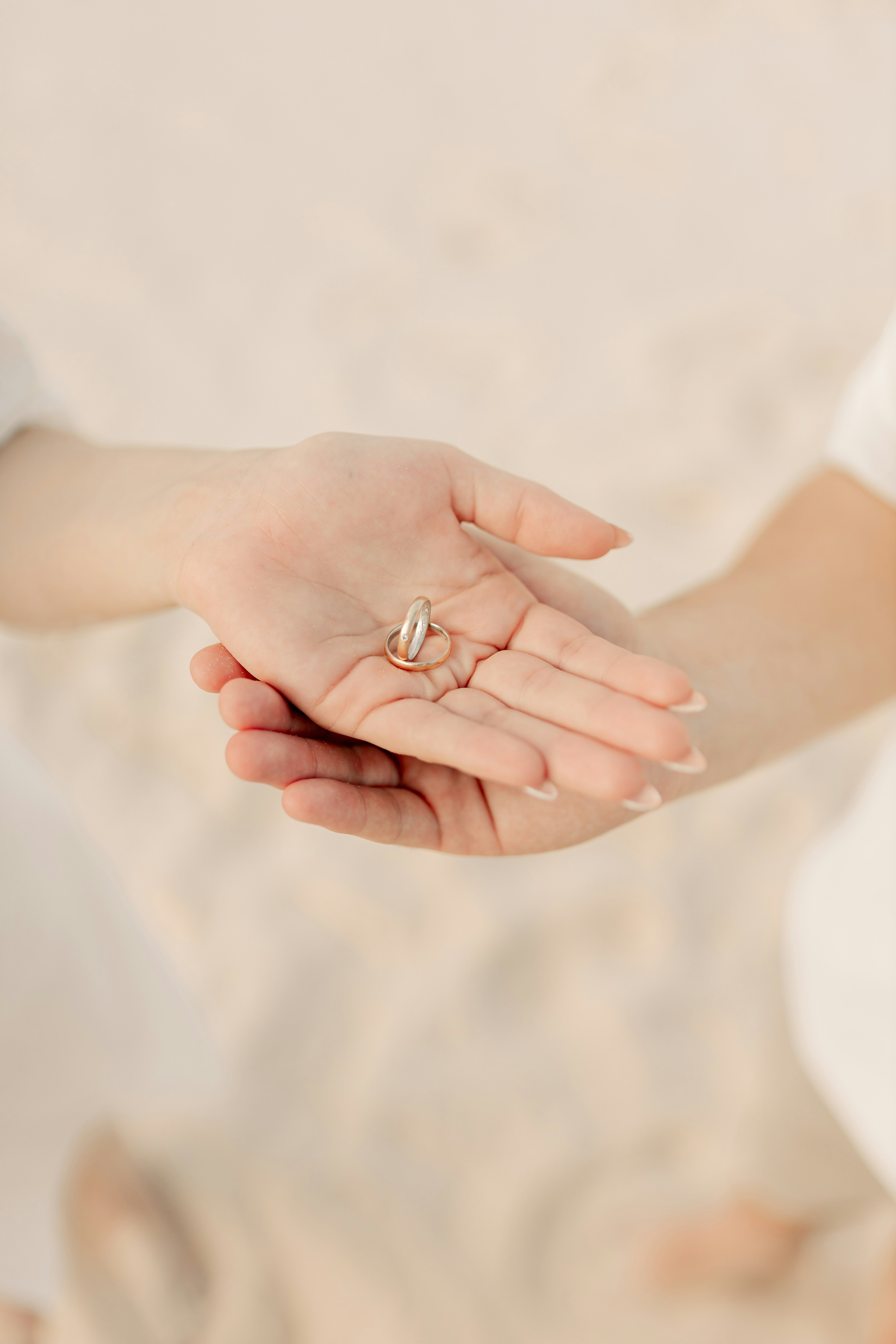 Gros plan d’une personne tenant la main d’une autre personne photo ...