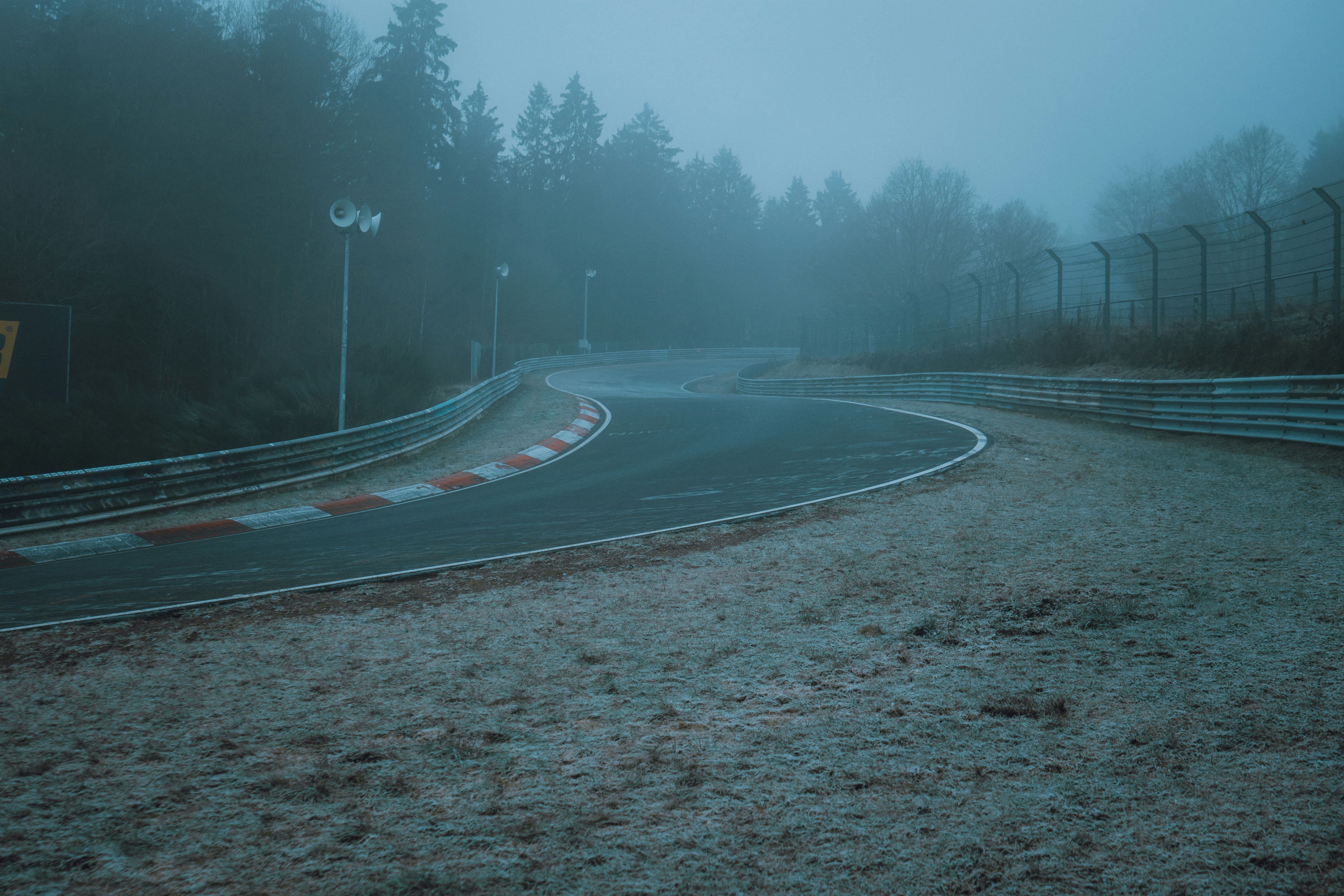 Una carretera brumosa con una señal de stop en el lateral foto – Imagen ...