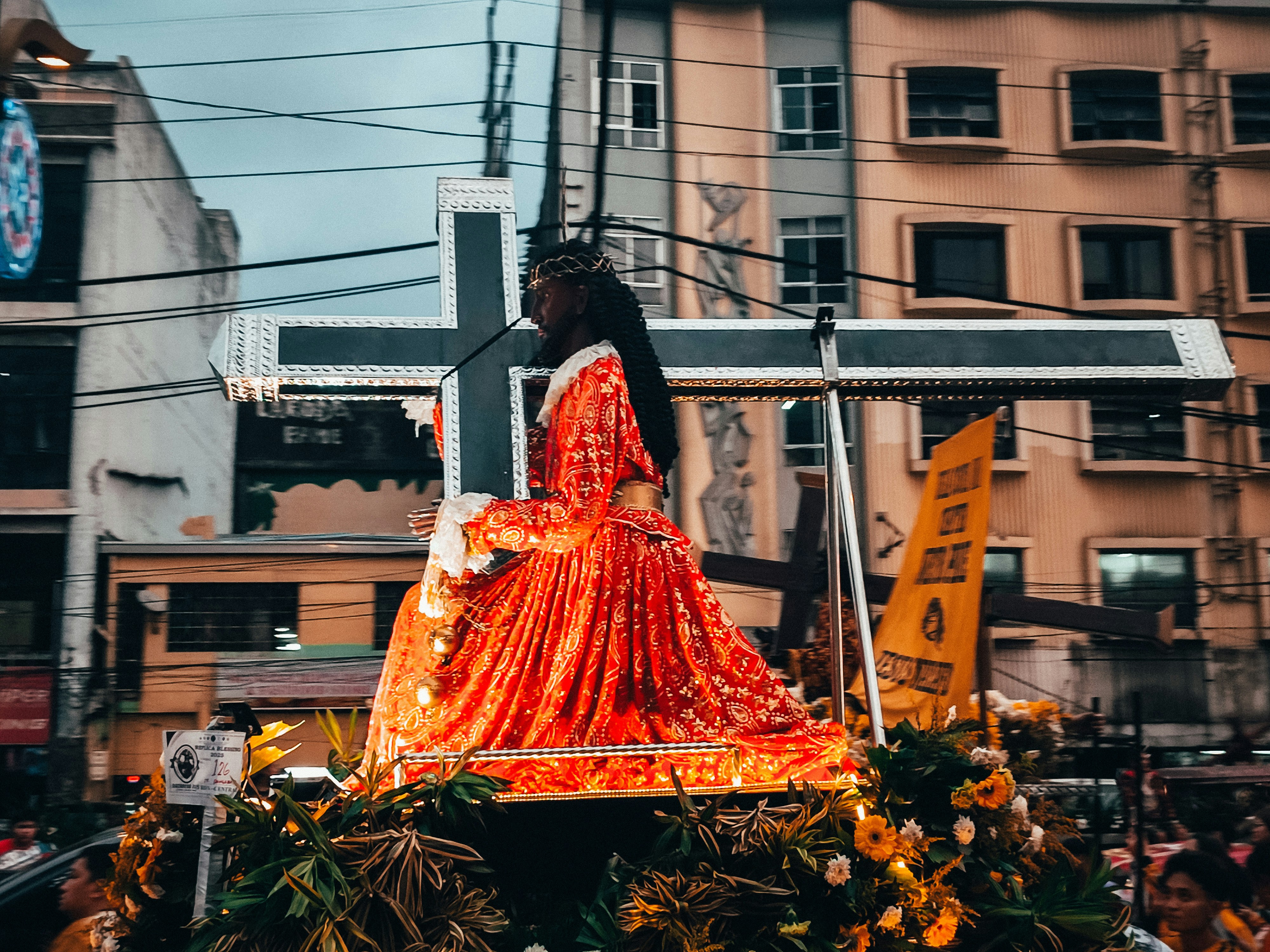 A float in the middle of a city street photo – Free Plaza miranda Image ...