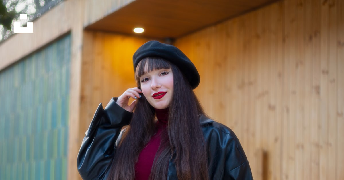 검은 모자와 가죽 치마를 입은 여자 사진 Unsplash의 무료 코트 이미지
