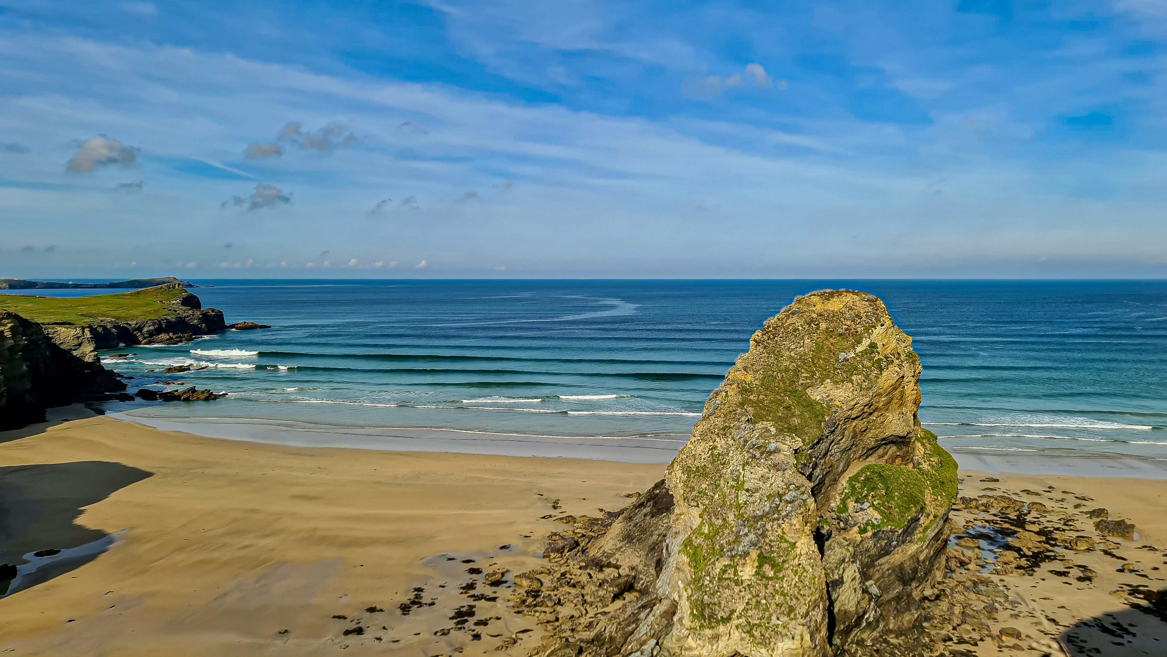 Un gros rocher posé au sommet d’une plage de sable photo – Image ...