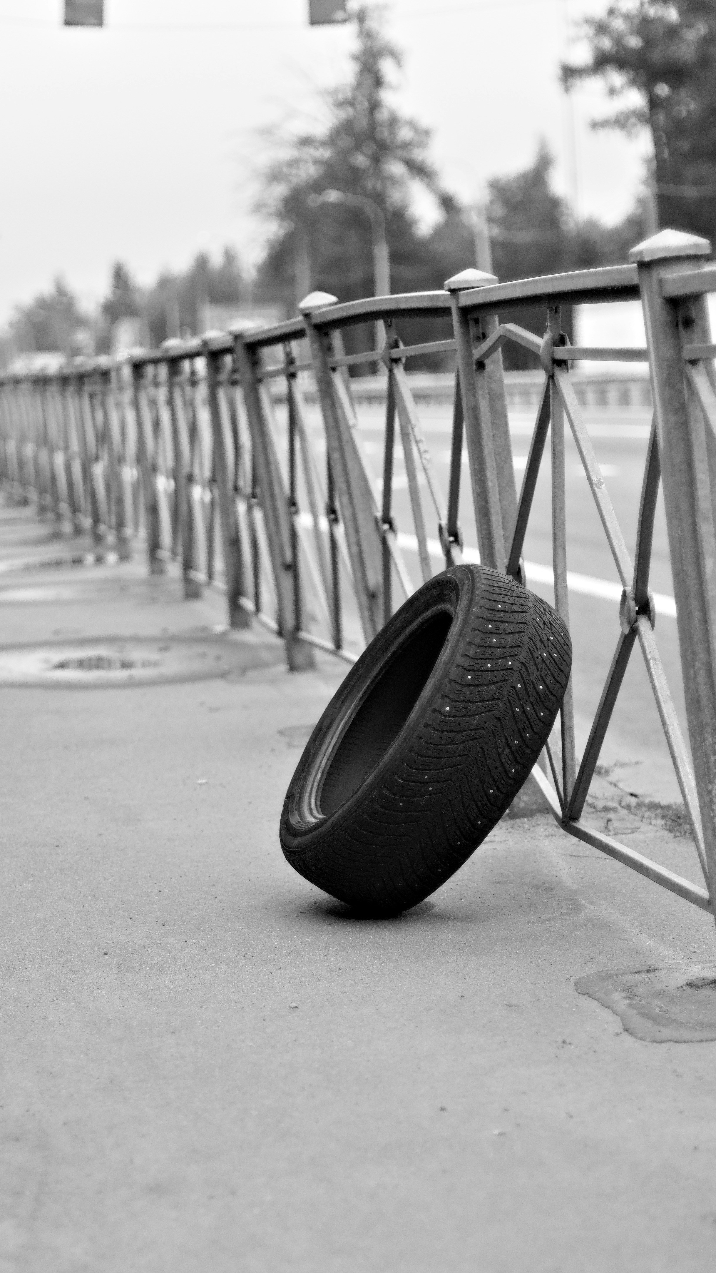 A tire laying on the side of a road photo – Free Tire Image on Unsplash