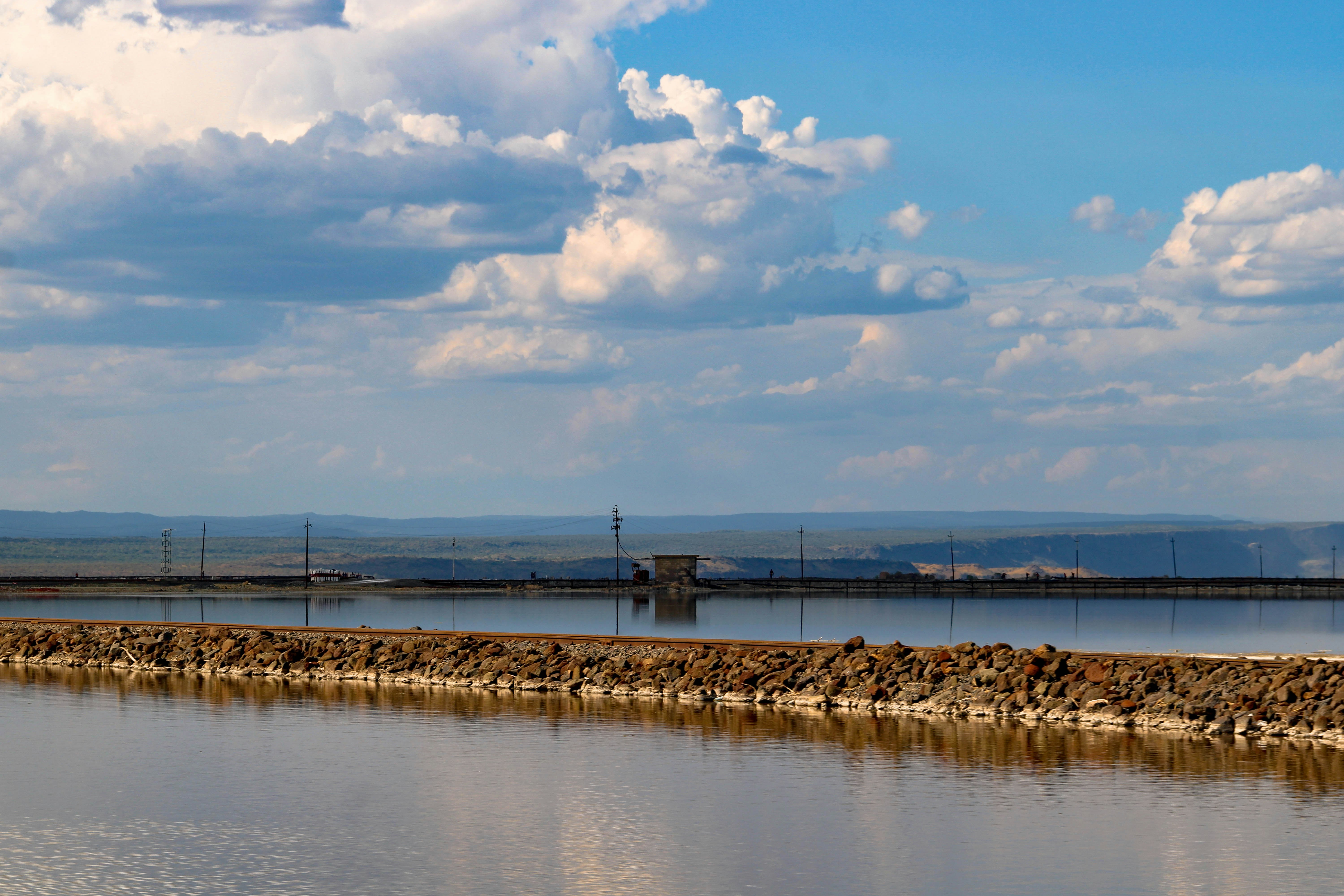 배경에 다리가 있는 큰 수역 사진 – Unsplash의 무료 케냐 이미지