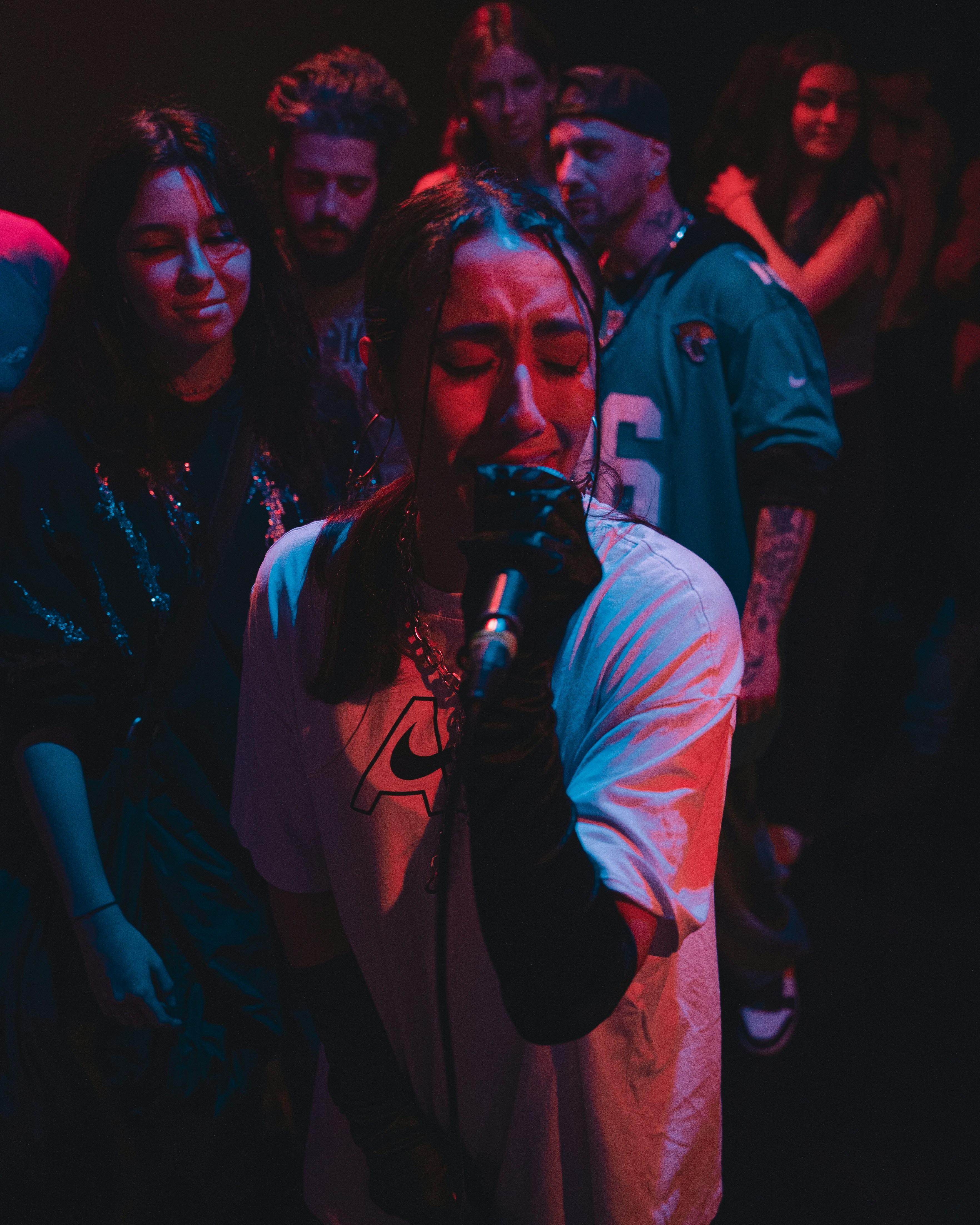 Un homme tenant un micro devant un groupe de personnes photo – Image ...