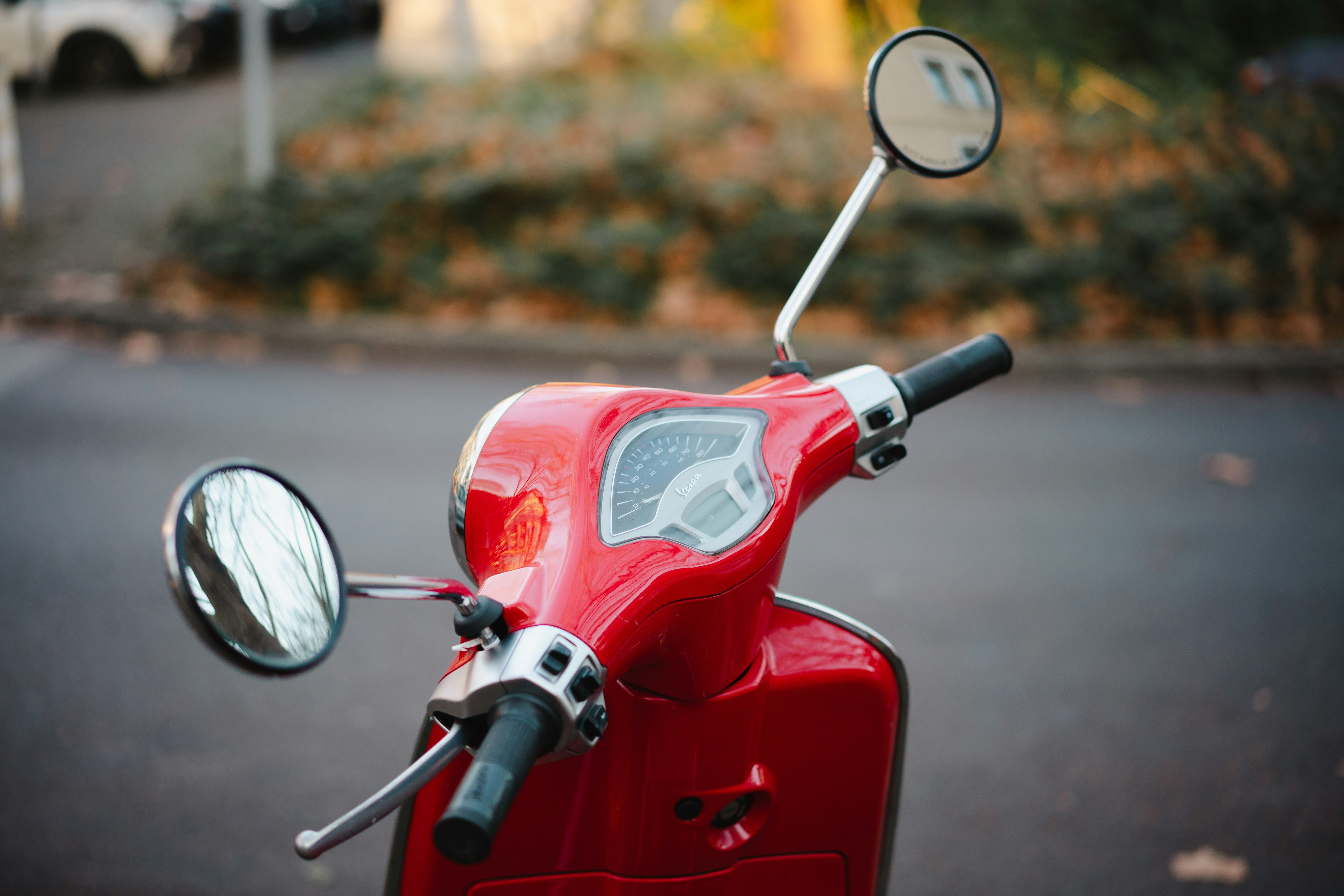 Ein roter Motorroller parkt am Straßenrand Foto – Kostenloses Bild zum ...