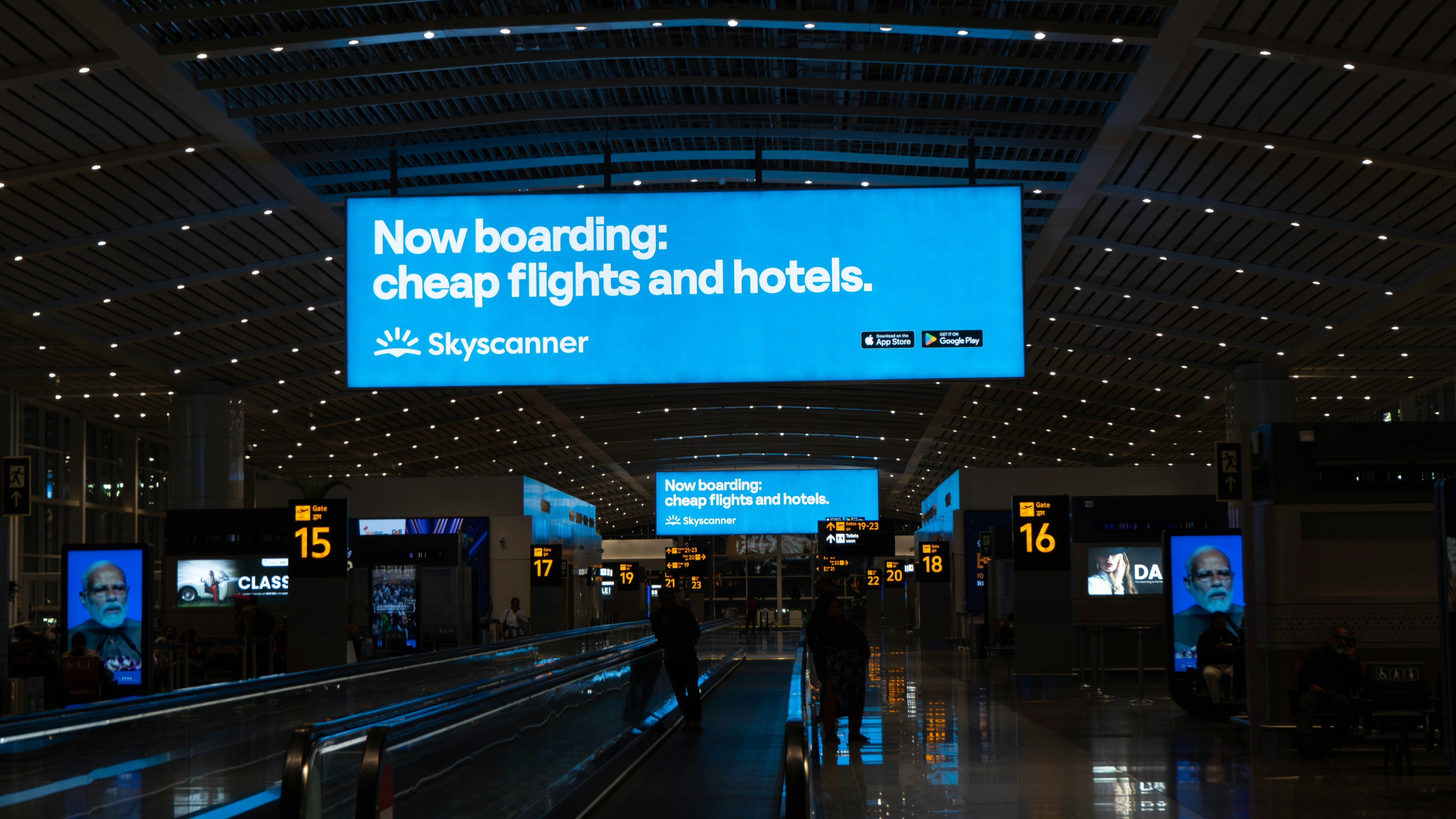 Un terminal d’aéroport avec un grand écran bleu photo – Image gratuite ...