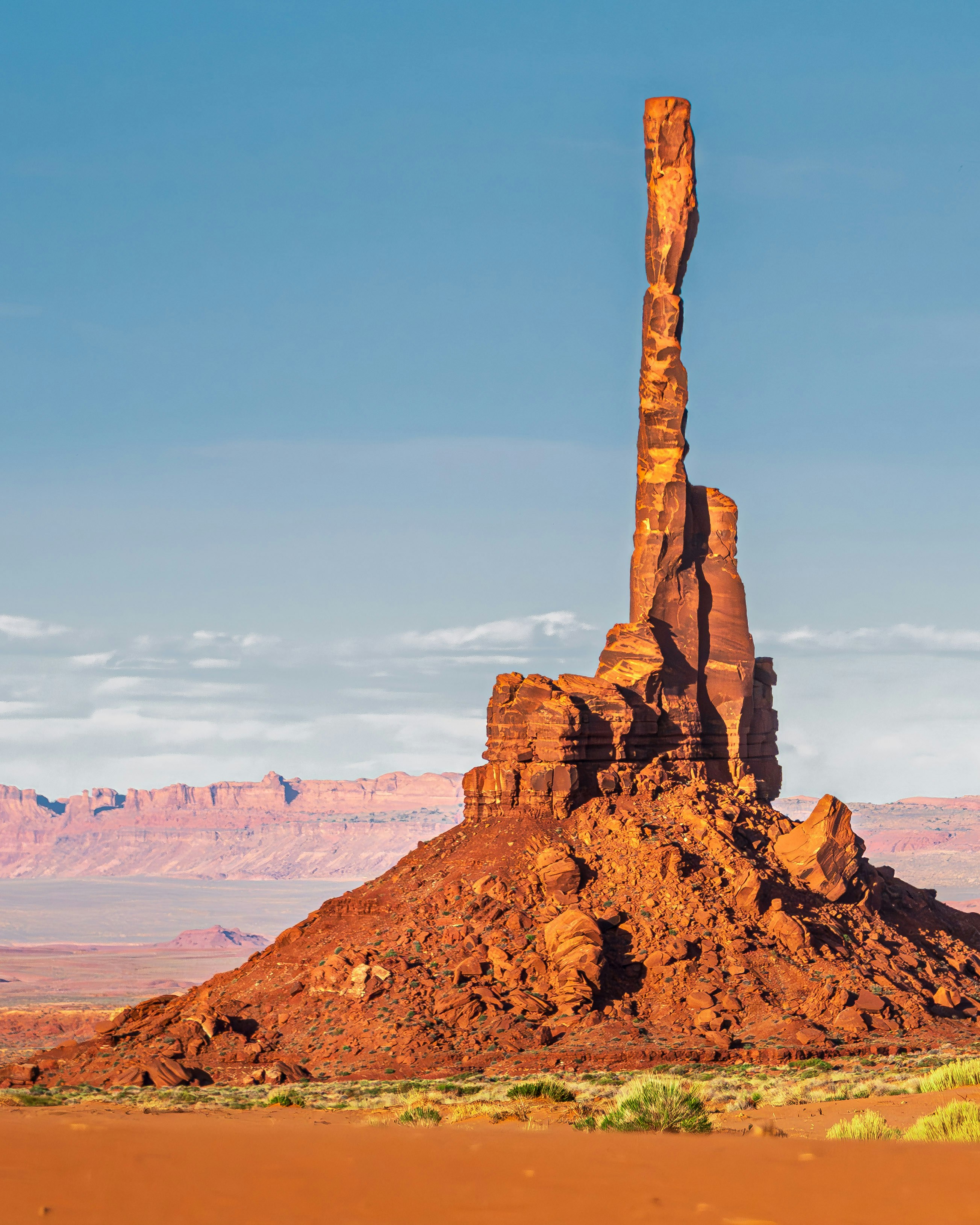 Une grande formation rocheuse au milieu d’un désert photo – Image ...