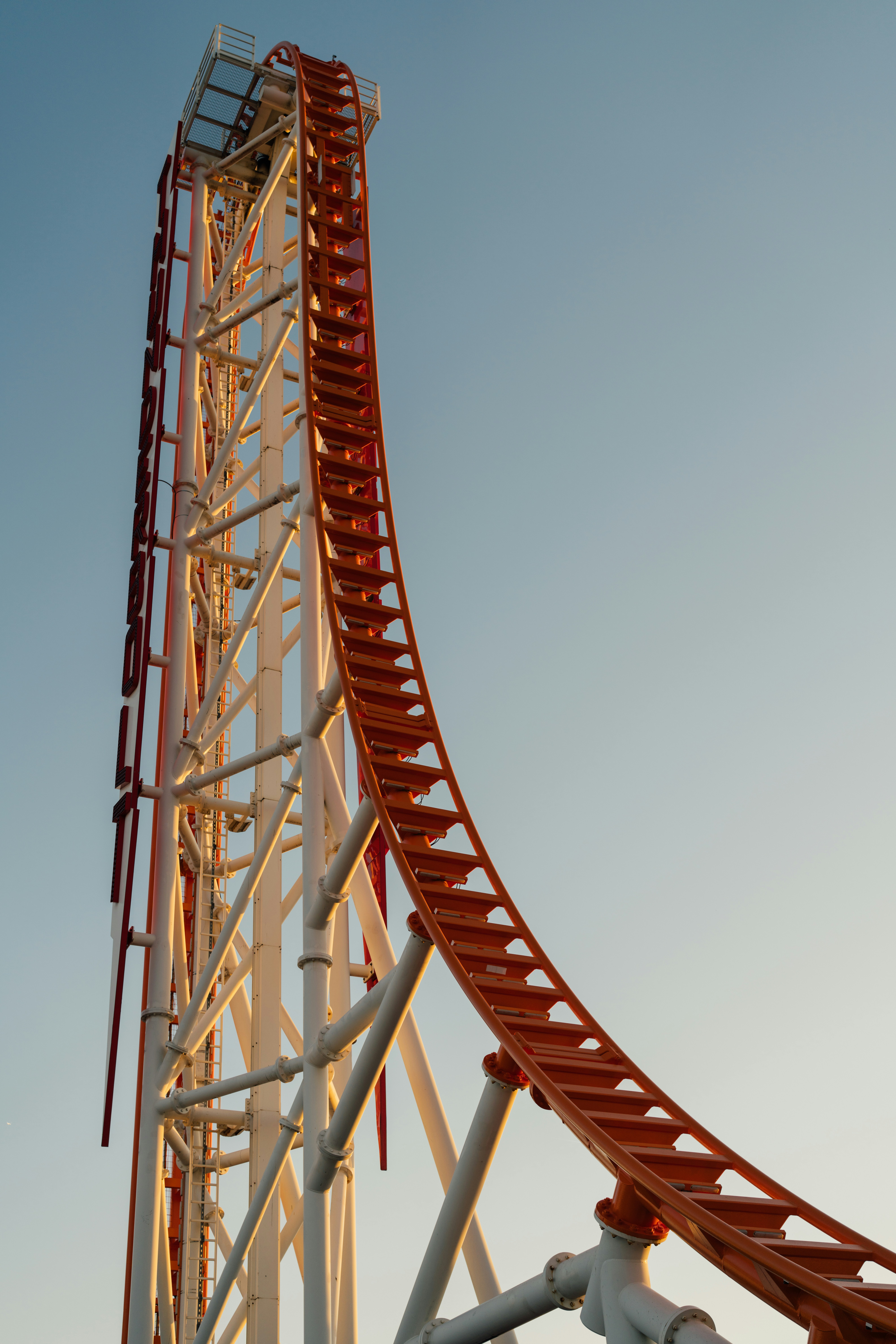 A roller coaster going down a hill on a sunny day photo – Free New york ...