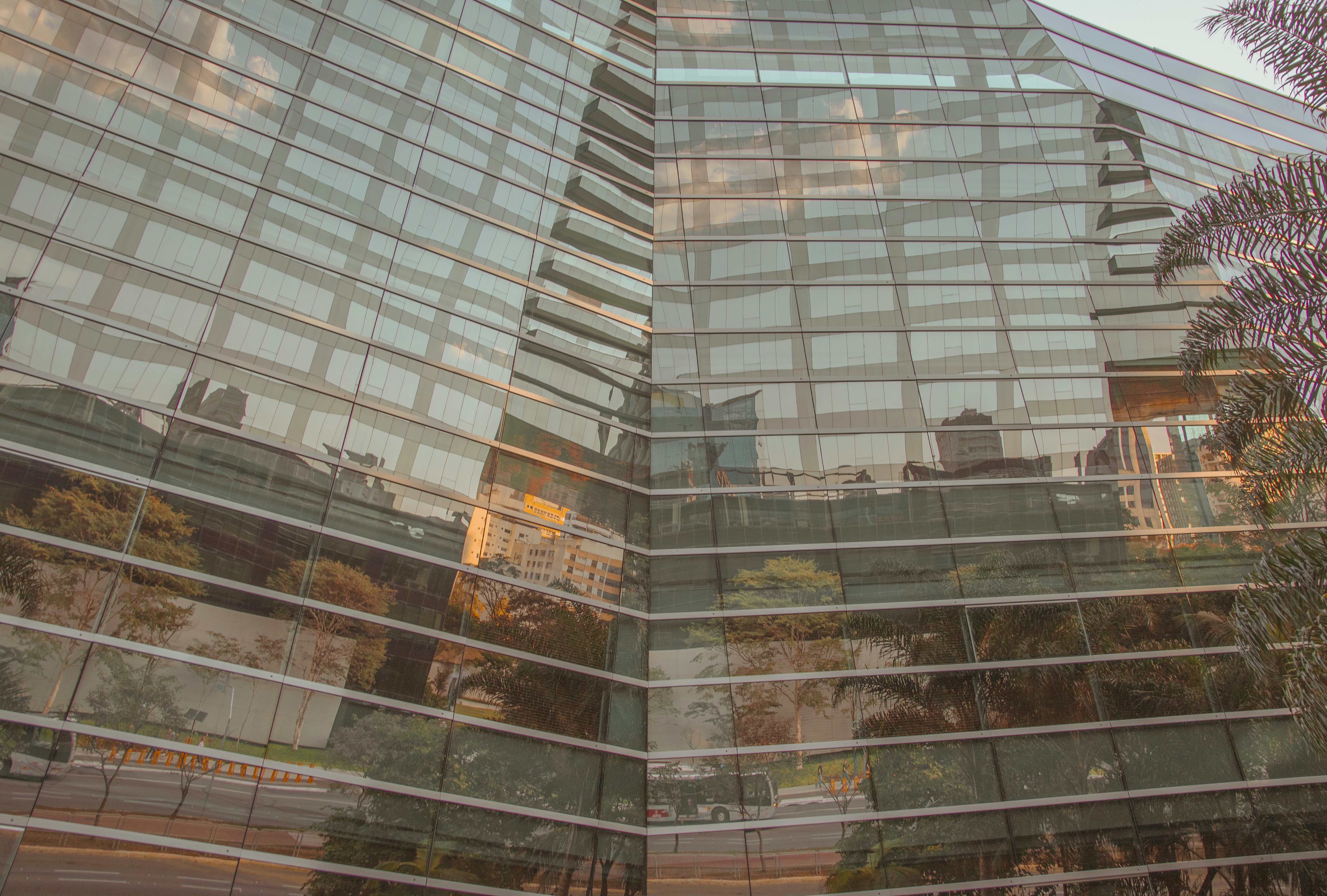 Un reflejo de un edificio en el cristal de otro edificio foto – Imagen de Edificio gratuita en ...