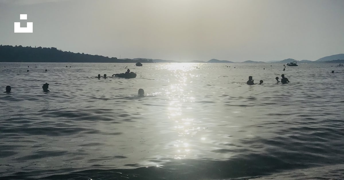 바다에서 수영하는 한 무리의 사람들 사진 Unsplash의 무료 자연 이미지