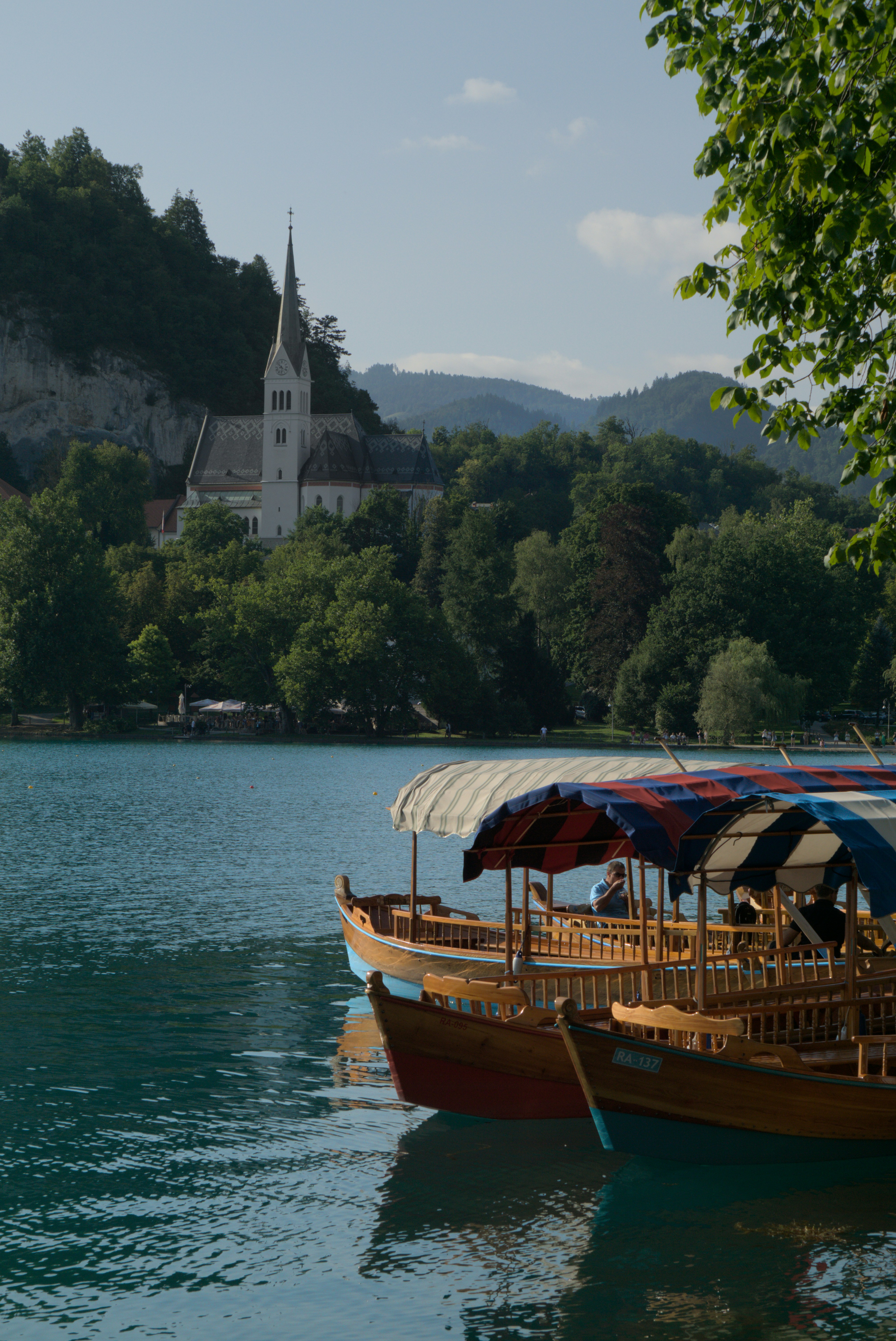 Un par de botes que están sentados en el agua foto – Imagen de Bled ...