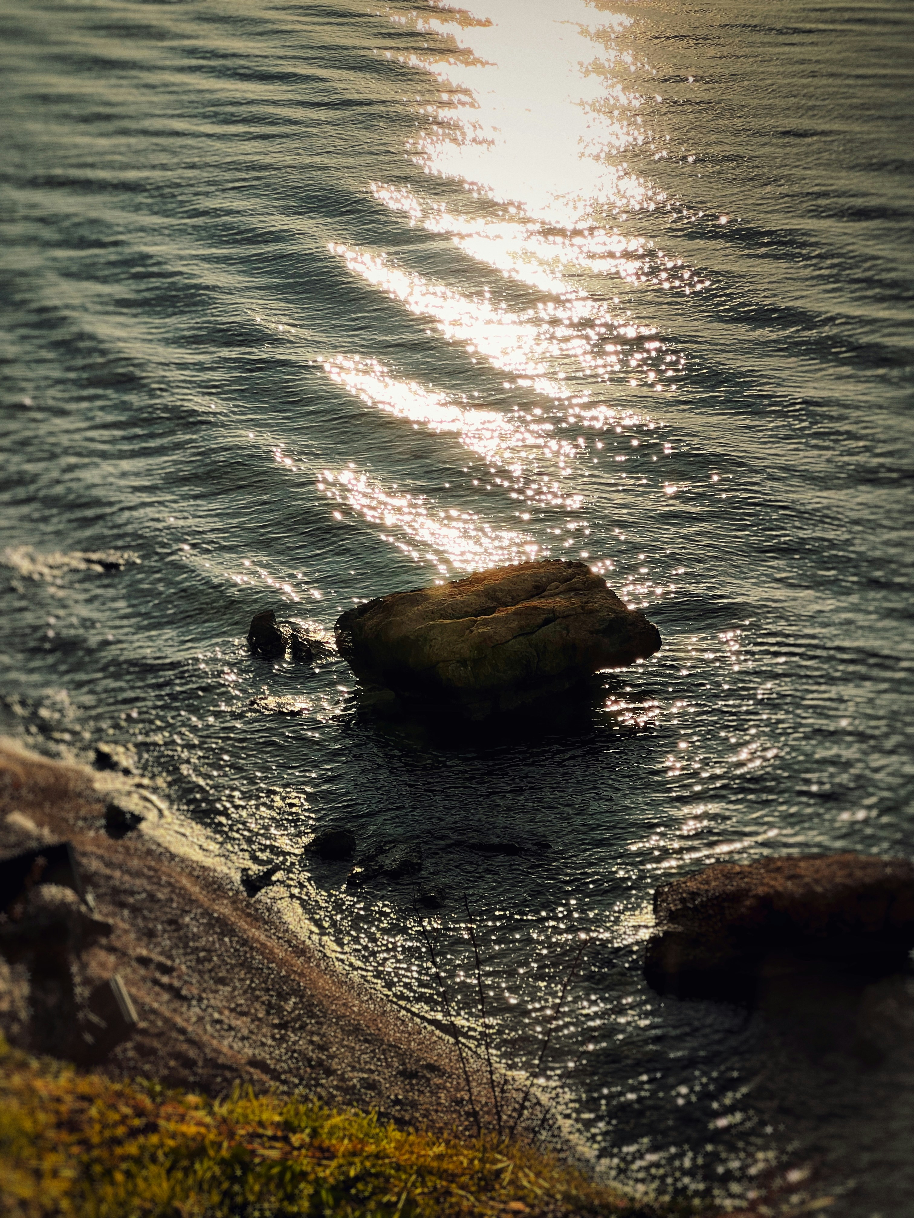 Una roca en medio de un cuerpo de agua foto – Imagen de Roca gratuita ...