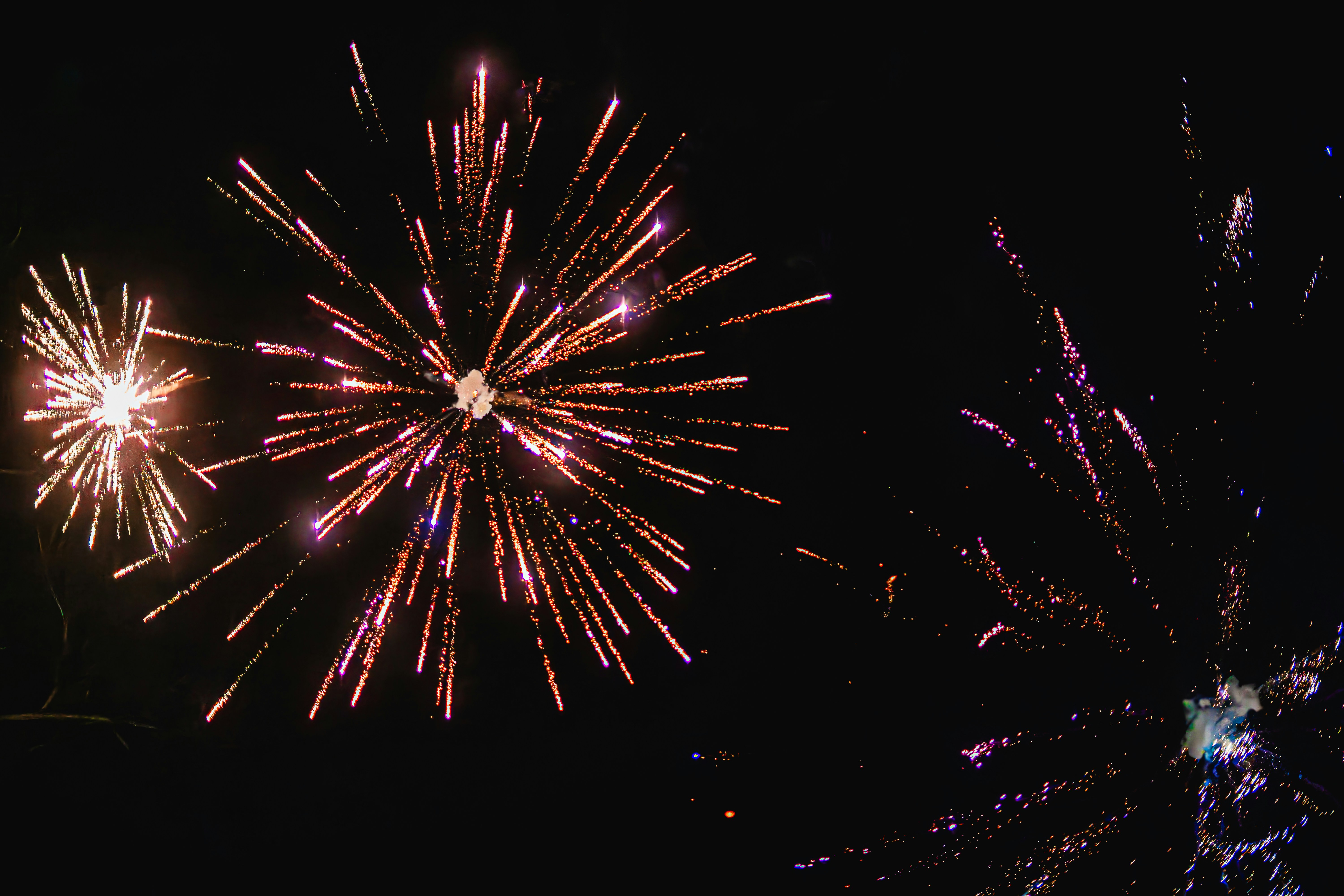 A bunch of fireworks are lit up in the night sky photo – Free Fireworks ...